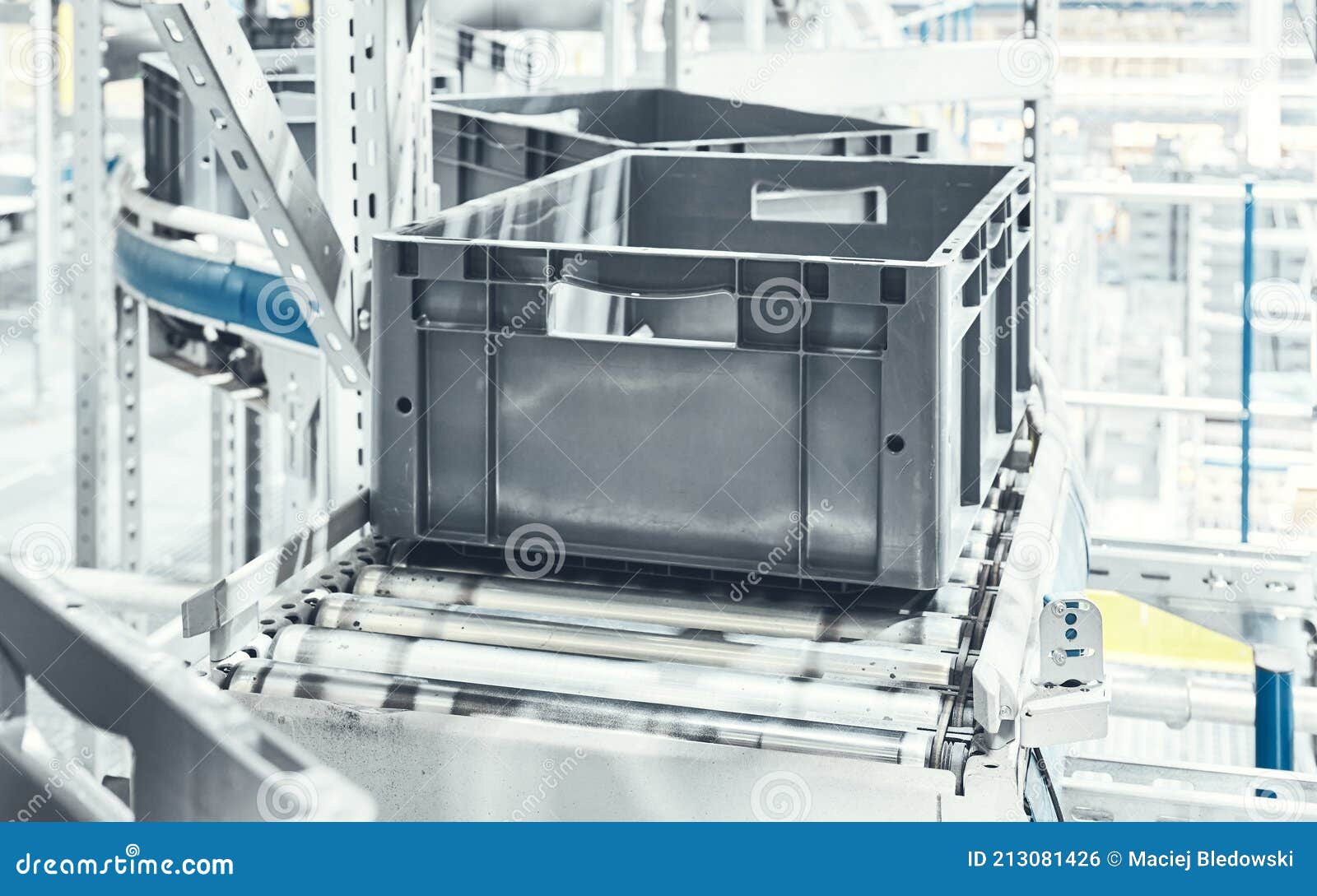 Roller Conveyor System with Plastic Containers, Selective Front Focus ...