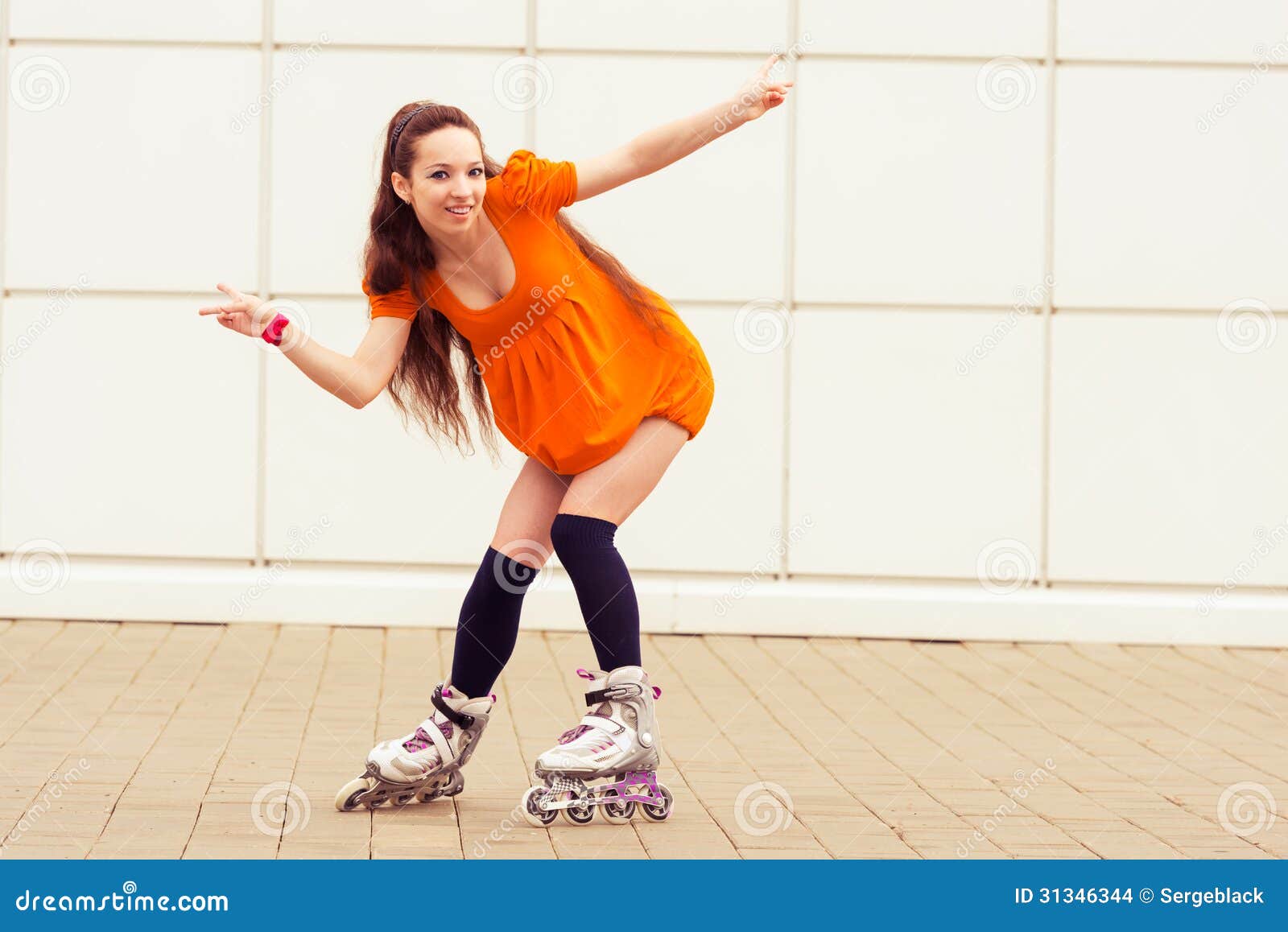 Roller De Fille Dans La Ville De Rue Photo stock - Image du patineur ...