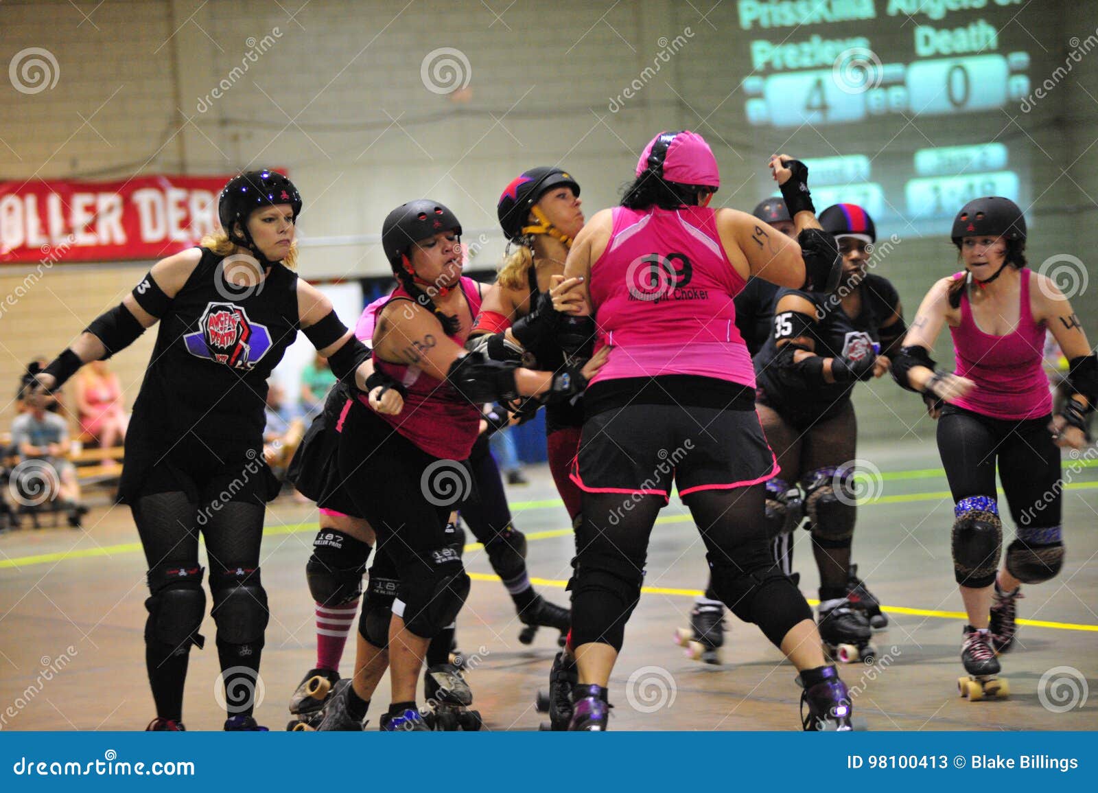 Roller Derby Girls editorial stock photo. Image of match - 98100413