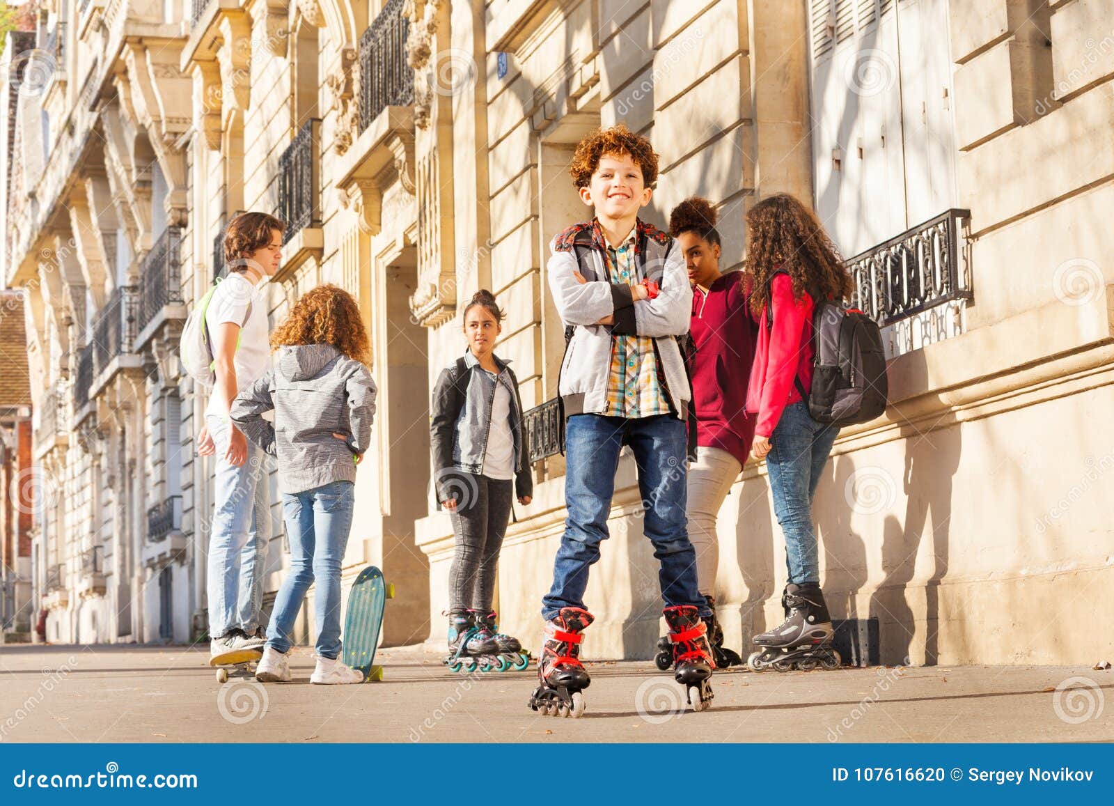 Roller Heureux D'adolescent Avec Des Amis Photo stock - Image du ...