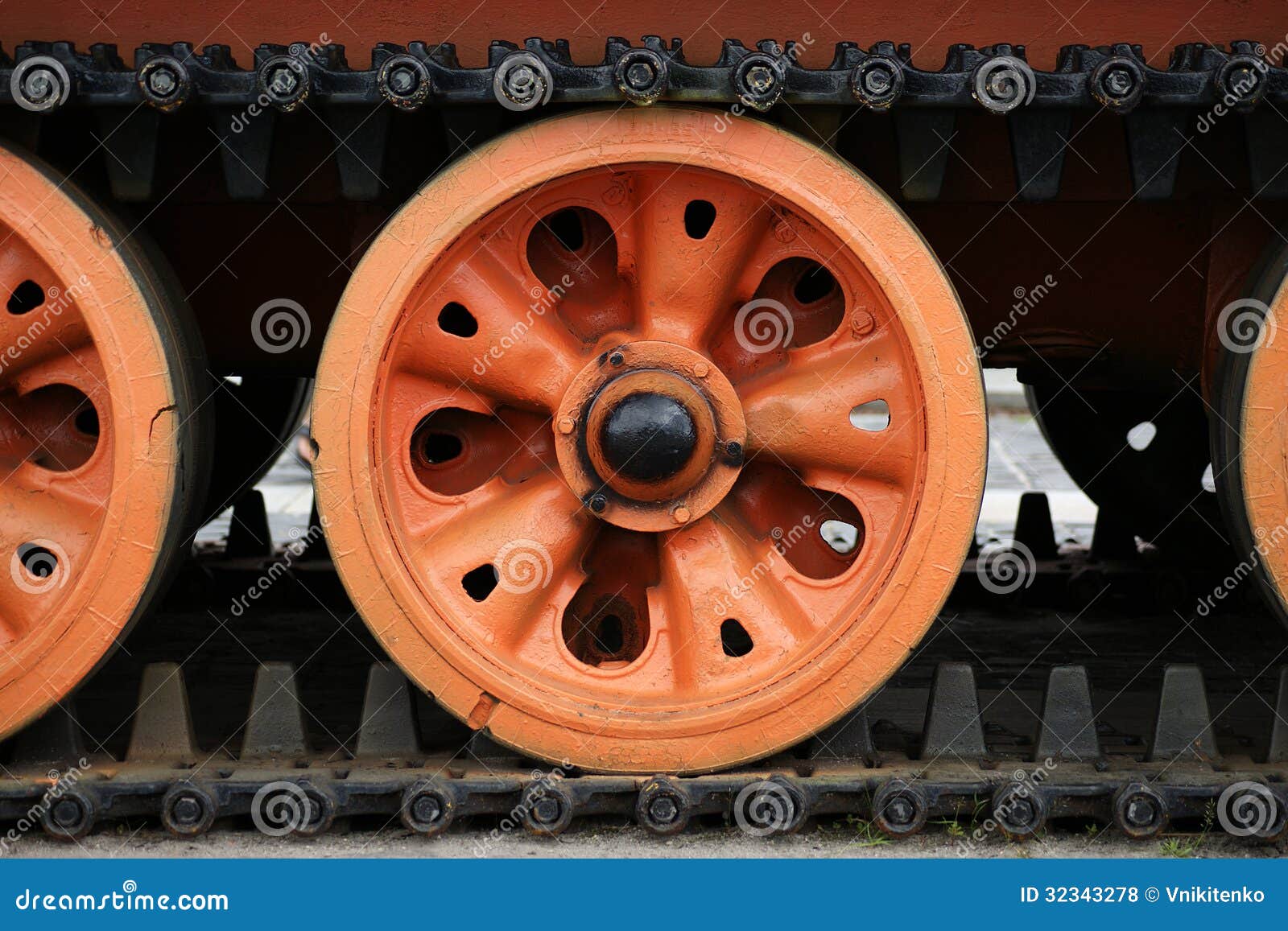 Rollers and Tracks of the Tank Stock Photo - Image of fast, armor: 32343278