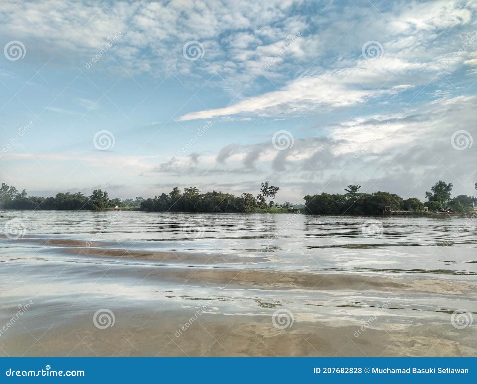 Rolling Wave, Scatter Cloud in the Sky Stock Photo - Image of lake ...
