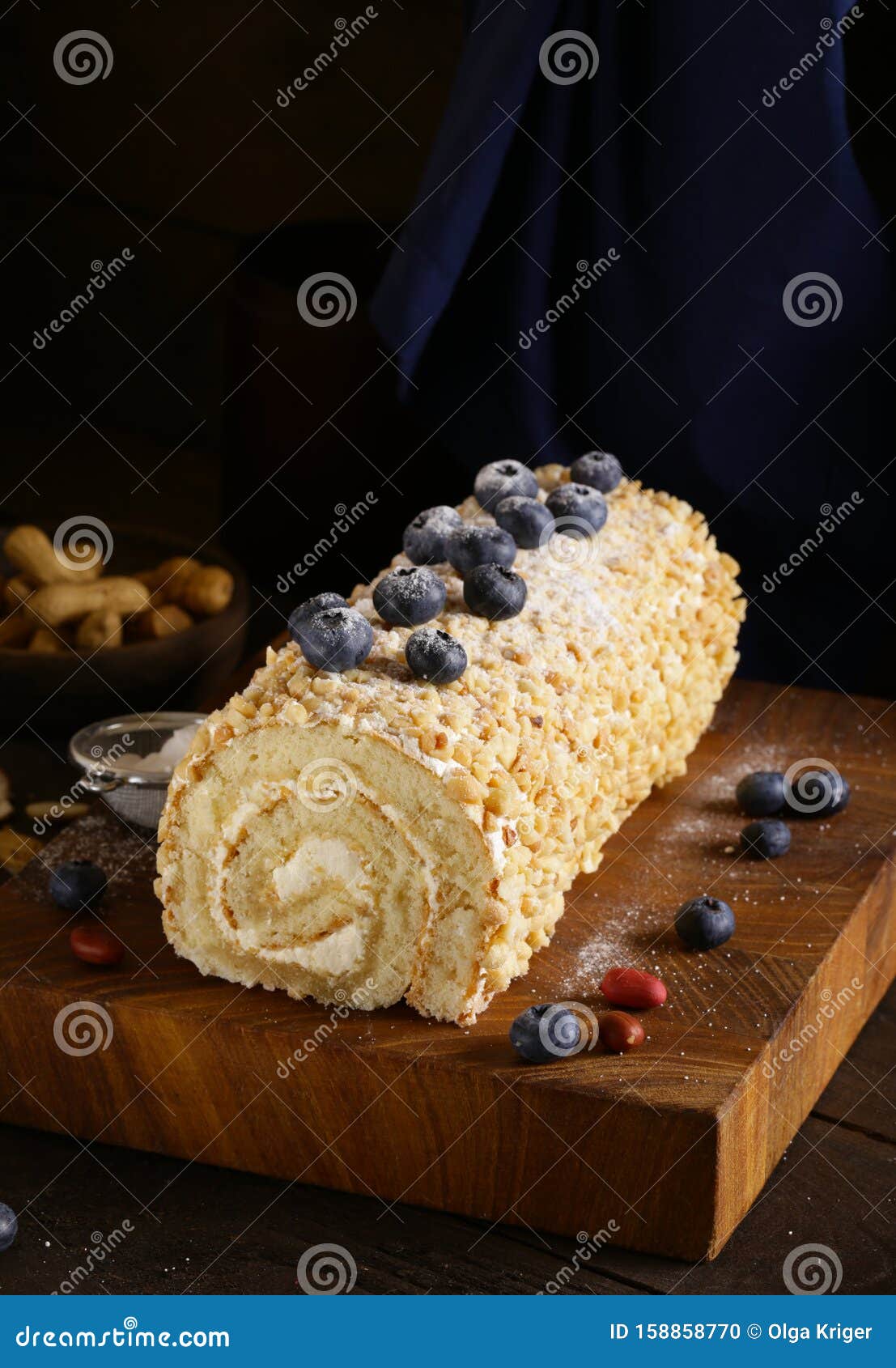 Rollo De Galletas Con Cacahuates Foto de archivo - Imagen de pasteles ...