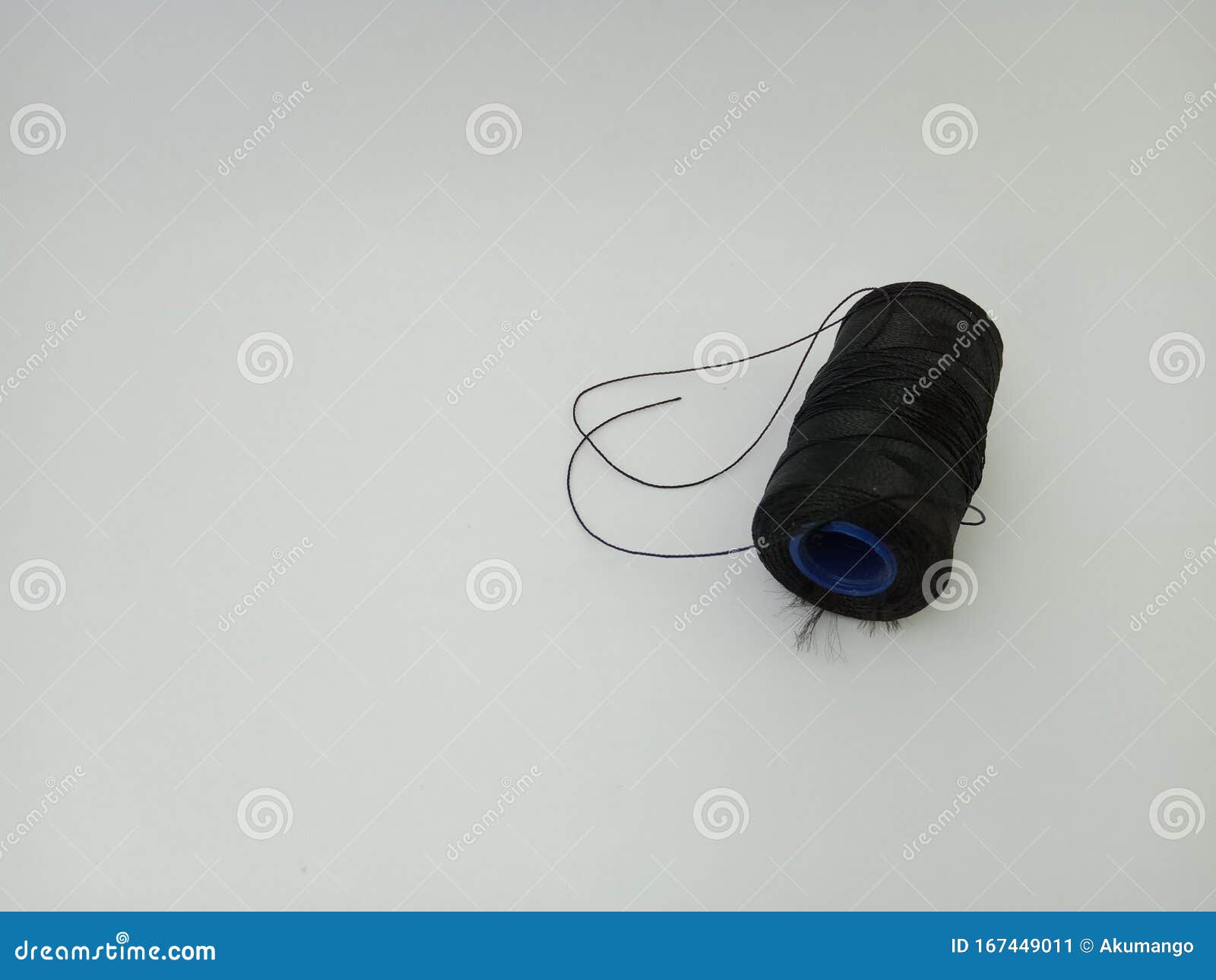 Rollo De Hilo Negro En Un Lienzo Blanco Imagen de archivo - Imagen de ...