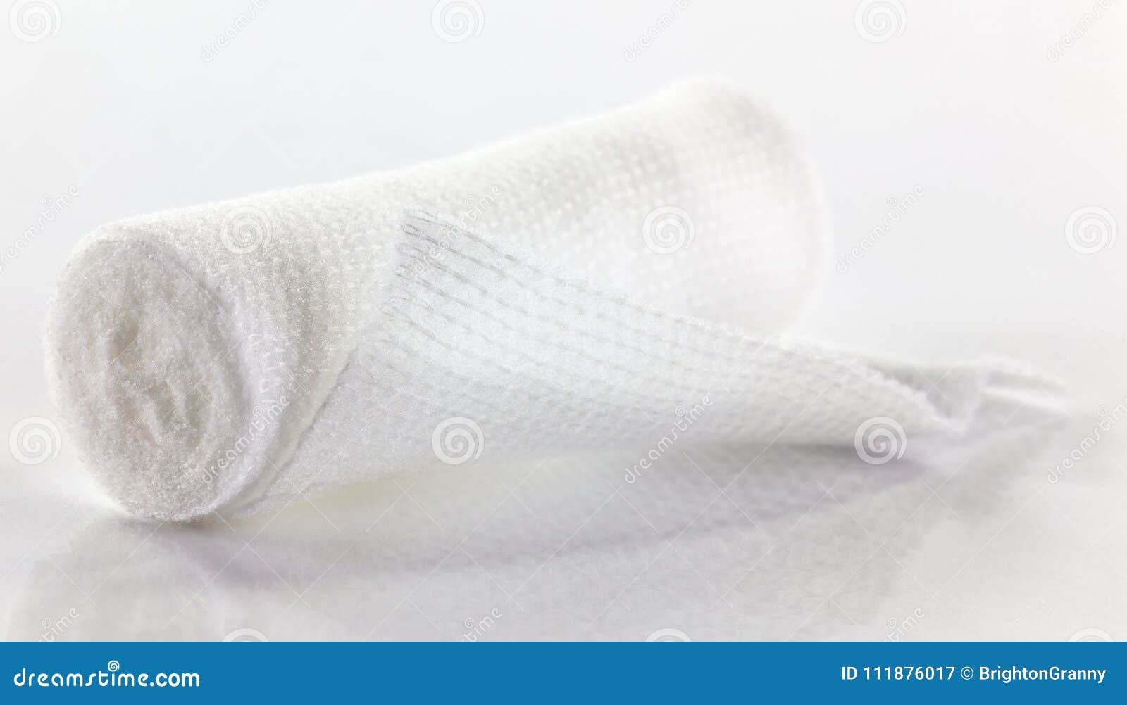 Rollo de la gasa médica imagen de archivo. Imagen de vendajes - 111876017