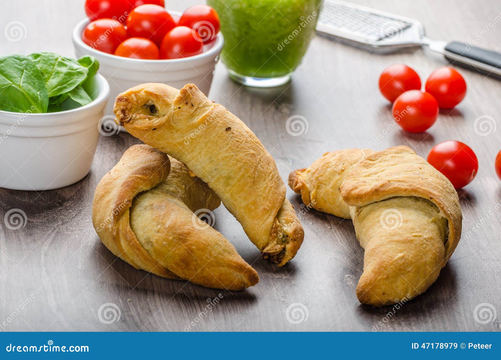 Rollo De Mini Calzone Con Las Hierbas Y El Queso Imagen de archivo ...