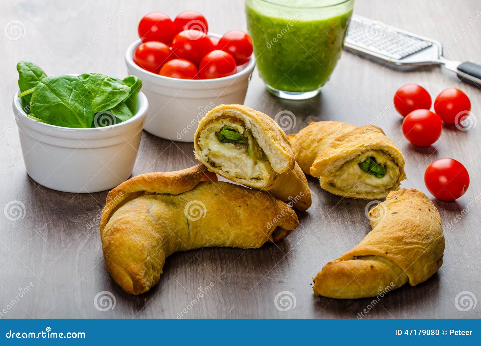 Rollo De Mini Calzone Con Las Hierbas Y El Queso Foto de archivo ...