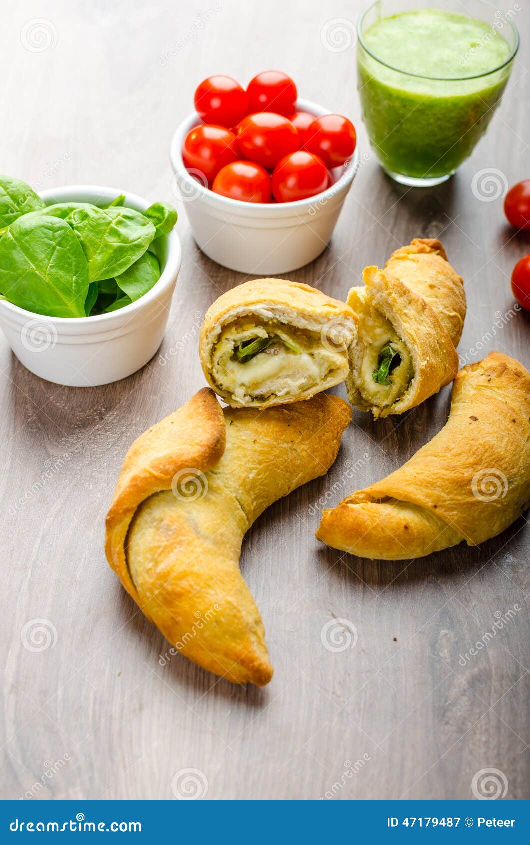 Rollo De Mini Calzone Con Las Hierbas Y El Queso Imagen de archivo ...