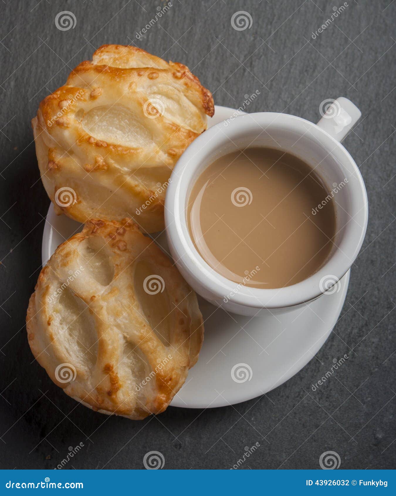 Rollo De Pan Con El Relleno Del Requesón Foto de archivo - Imagen de ...