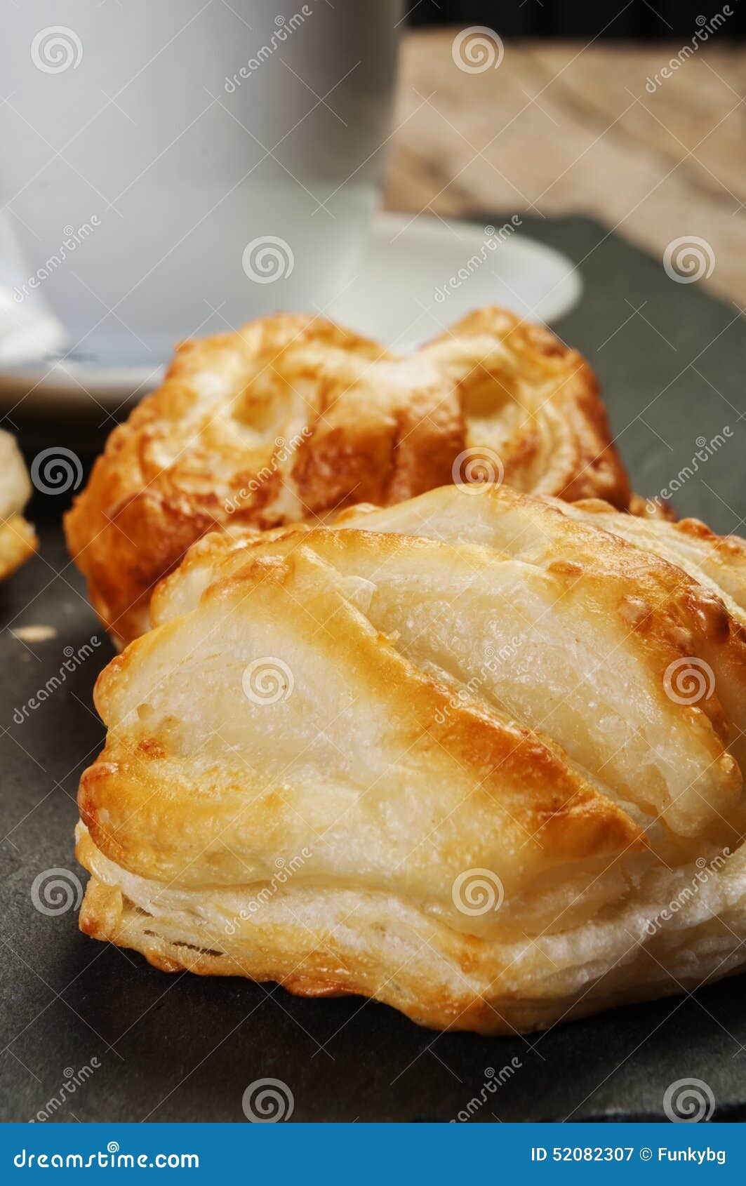 Rollo De Pan Con El Relleno Del Requesón Imagen de archivo - Imagen de ...