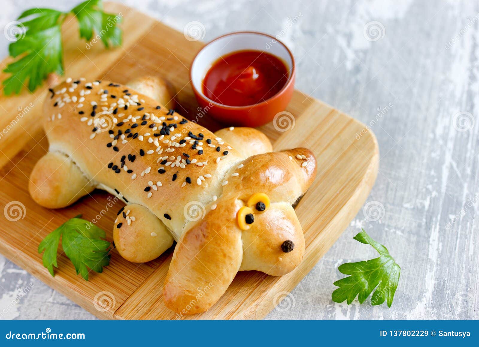 Rollo de pan formado perro imagen de archivo. Imagen de cena - 137802229