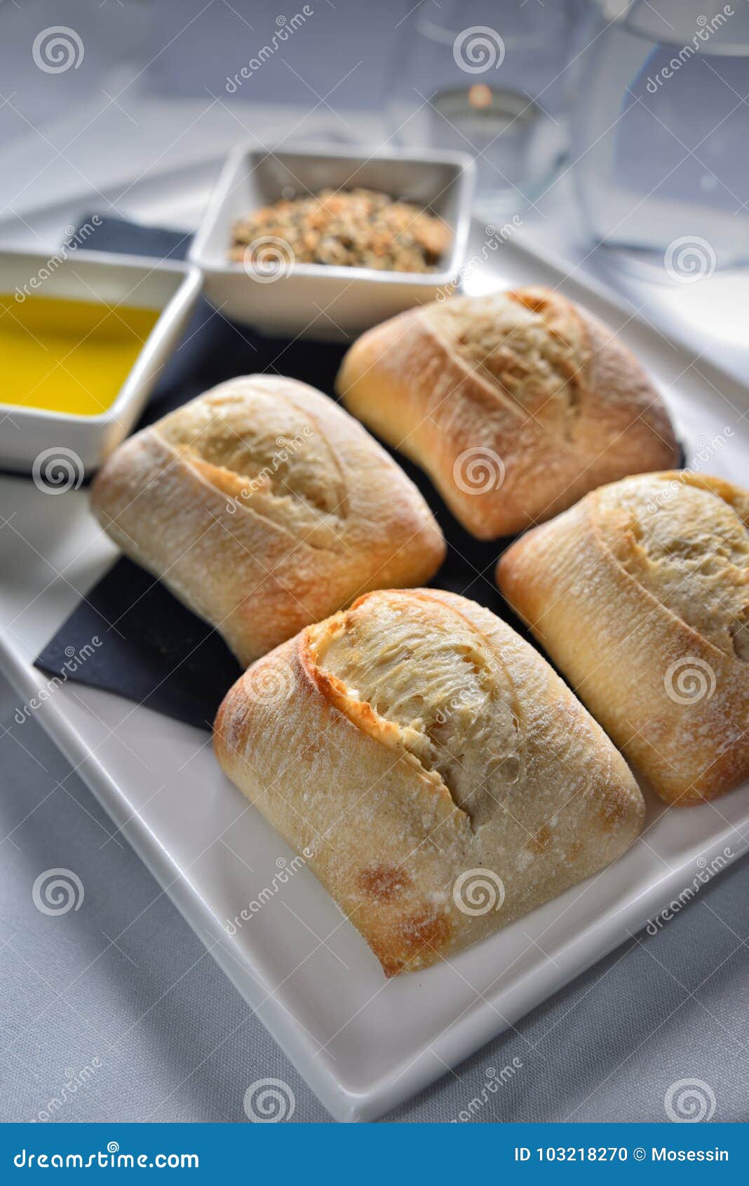 Rollo de pan leudado foto de archivo. Imagen de estilo - 103218270