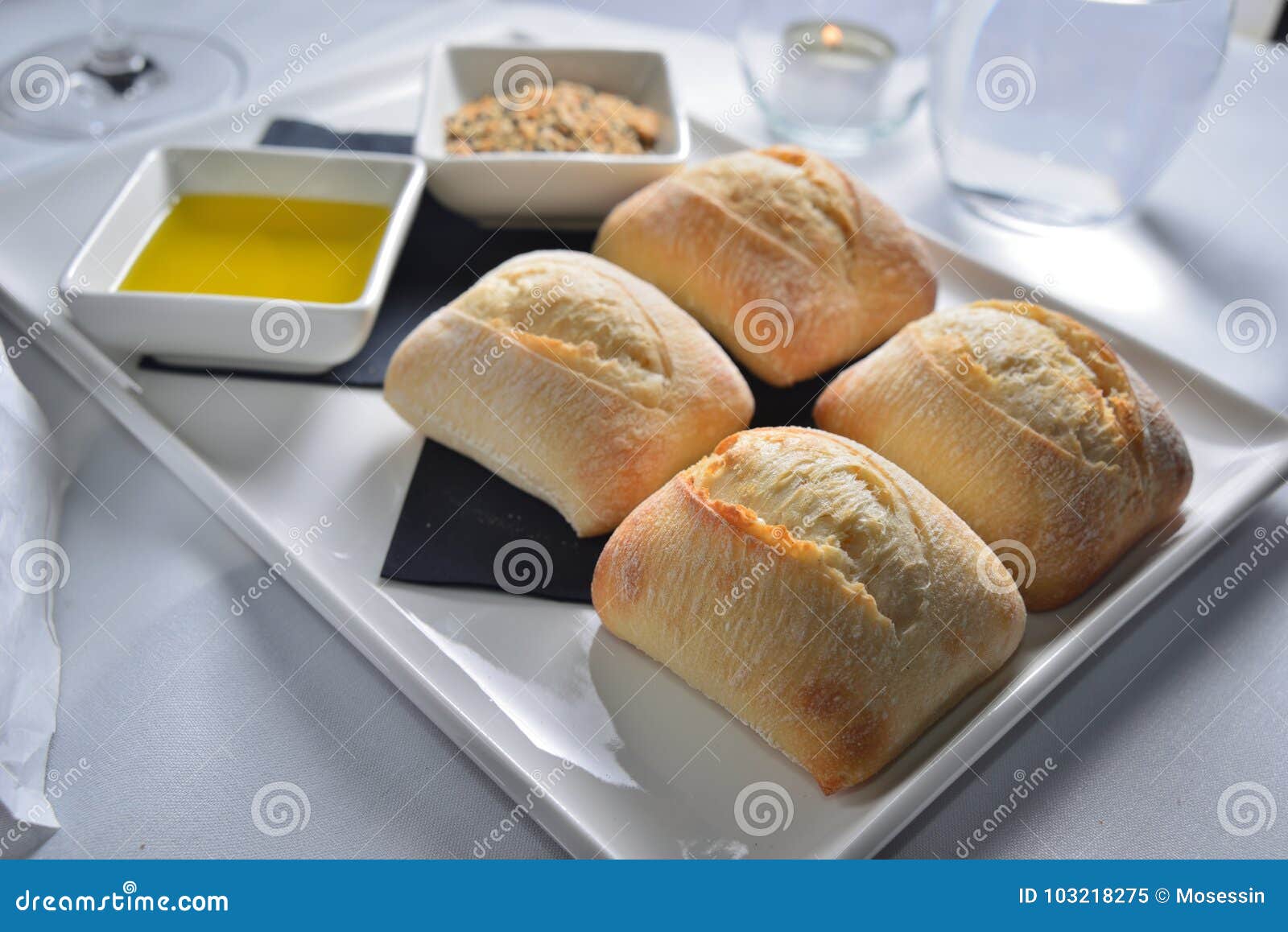 Rollo de pan leudado imagen de archivo. Imagen de plato - 103218275