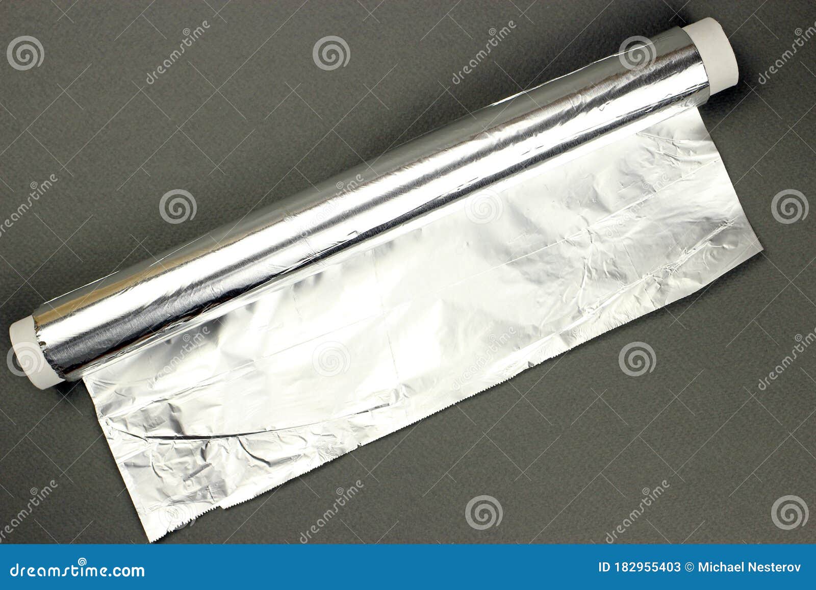 Rollo De Papel De Cocina Sobre Fondo Gris Imagen de archivo - Imagen de ...