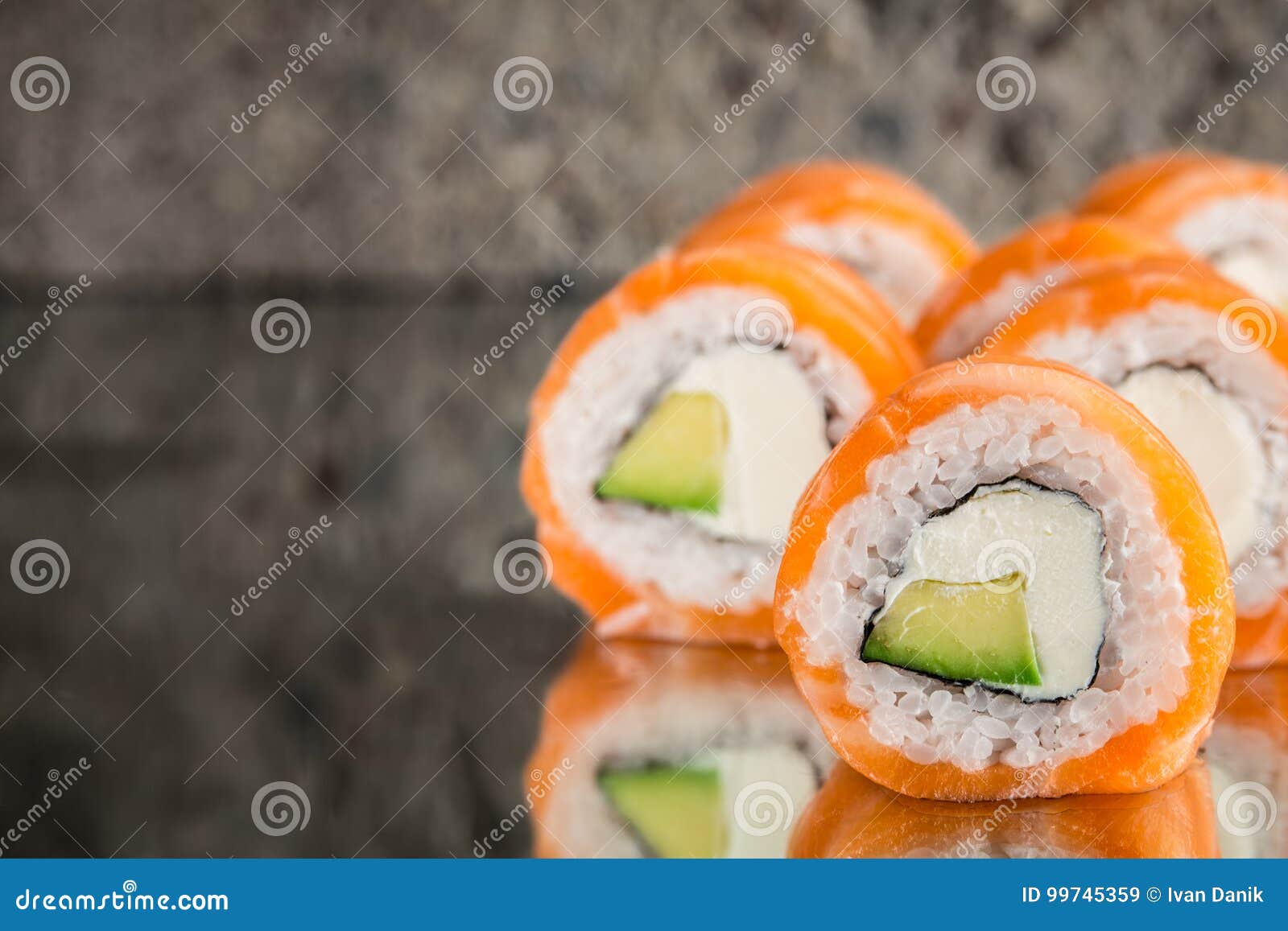 Rollo De Philadelphia Con El Aguacate Imagen de archivo - Imagen de ...
