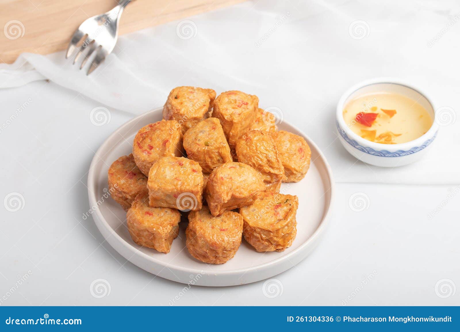 Rollo De Pollo Frito En Un Plato Blanco Foto de archivo - Imagen de ...