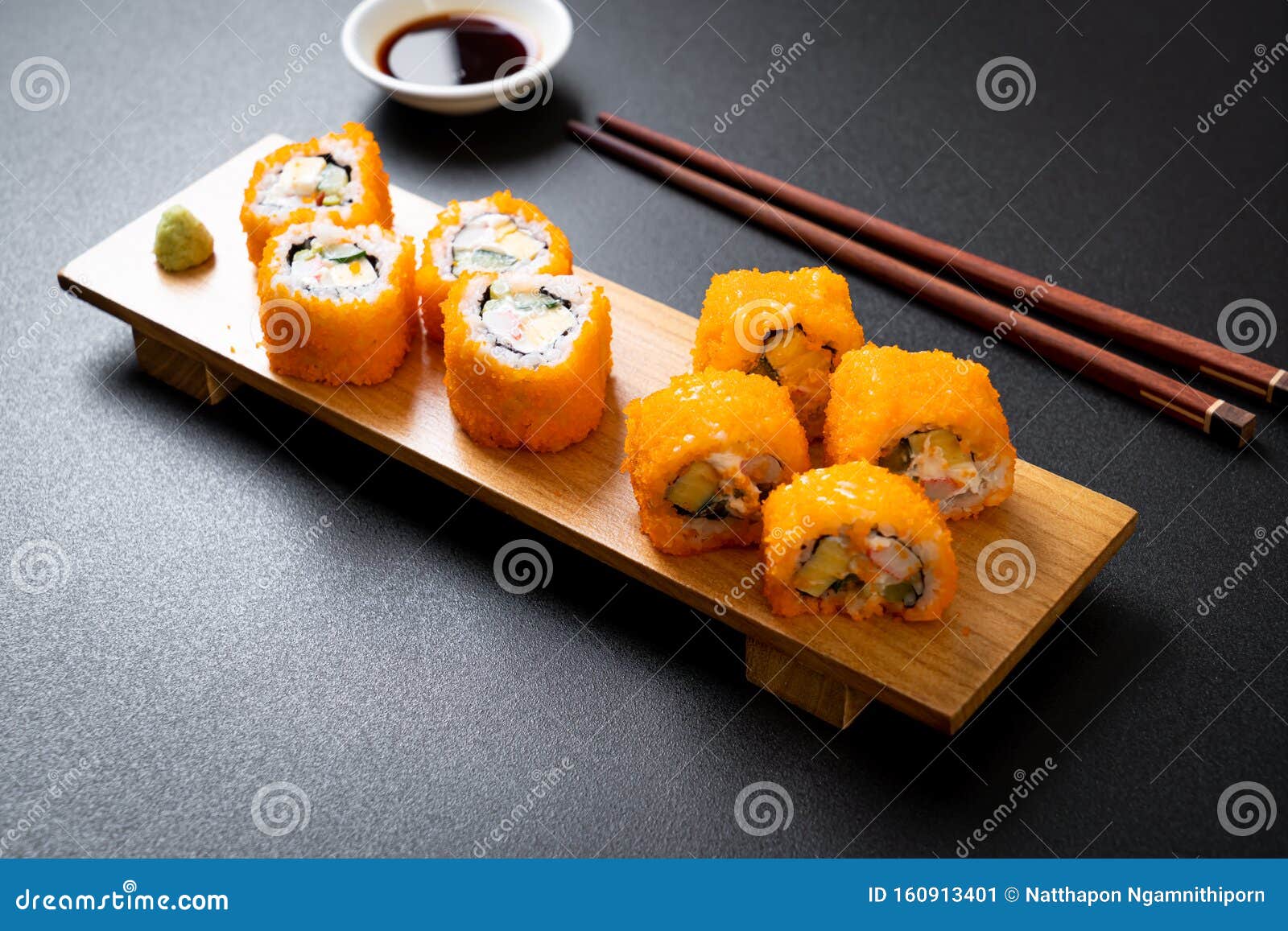 Rollo de sushi maki imagen de archivo. Imagen de tradicional - 160913401