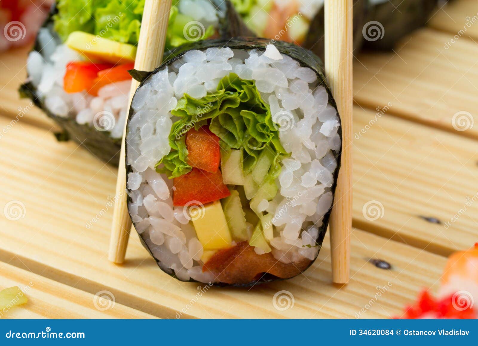 Rollo de sushi vegetariano foto de archivo. Imagen de comer - 34620084