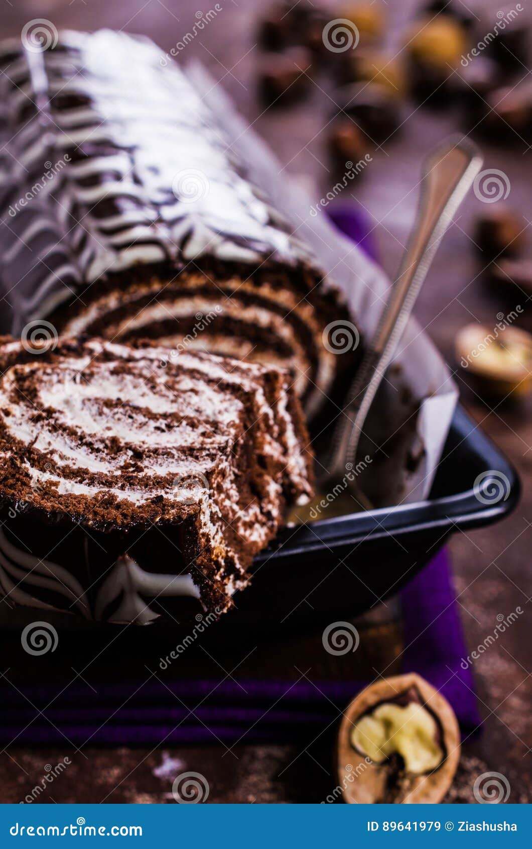 Rollo del chocolate dulce imagen de archivo. Imagen de redondo - 89641979