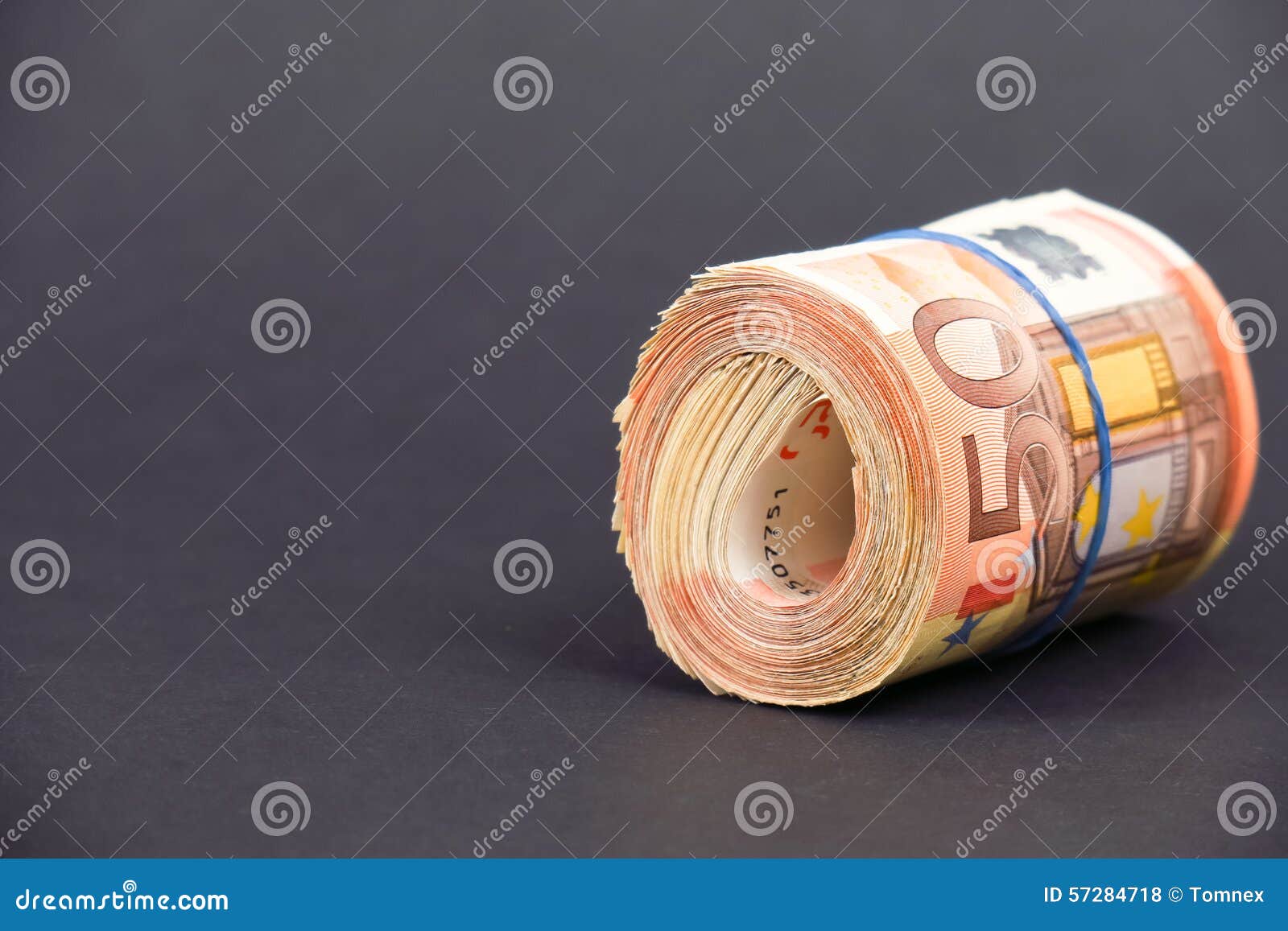 Rollo del dinero euro foto de archivo. Imagen de cosechado - 57284718