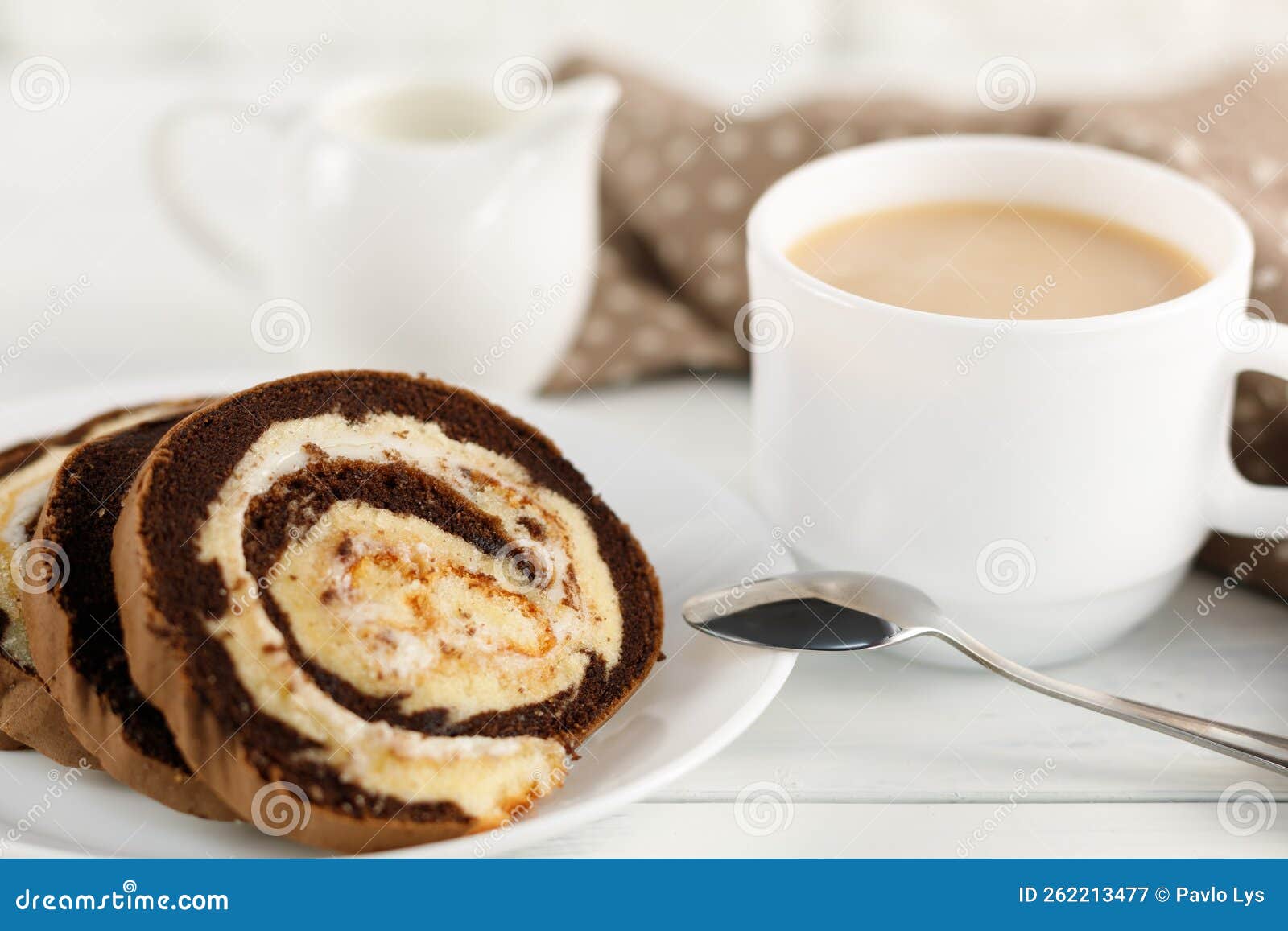 Rollo Dulce. Desayuno Tradicional Imagen de archivo - Imagen de bocado ...