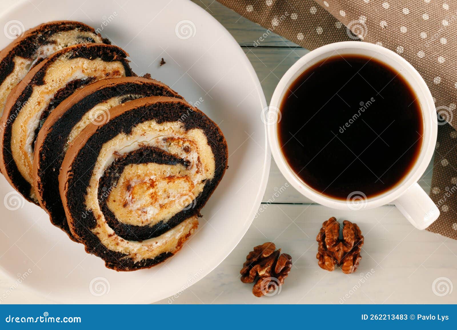 Rollo Dulce. Desayuno Tradicional. Rollo De Chocolate Imagen de archivo ...