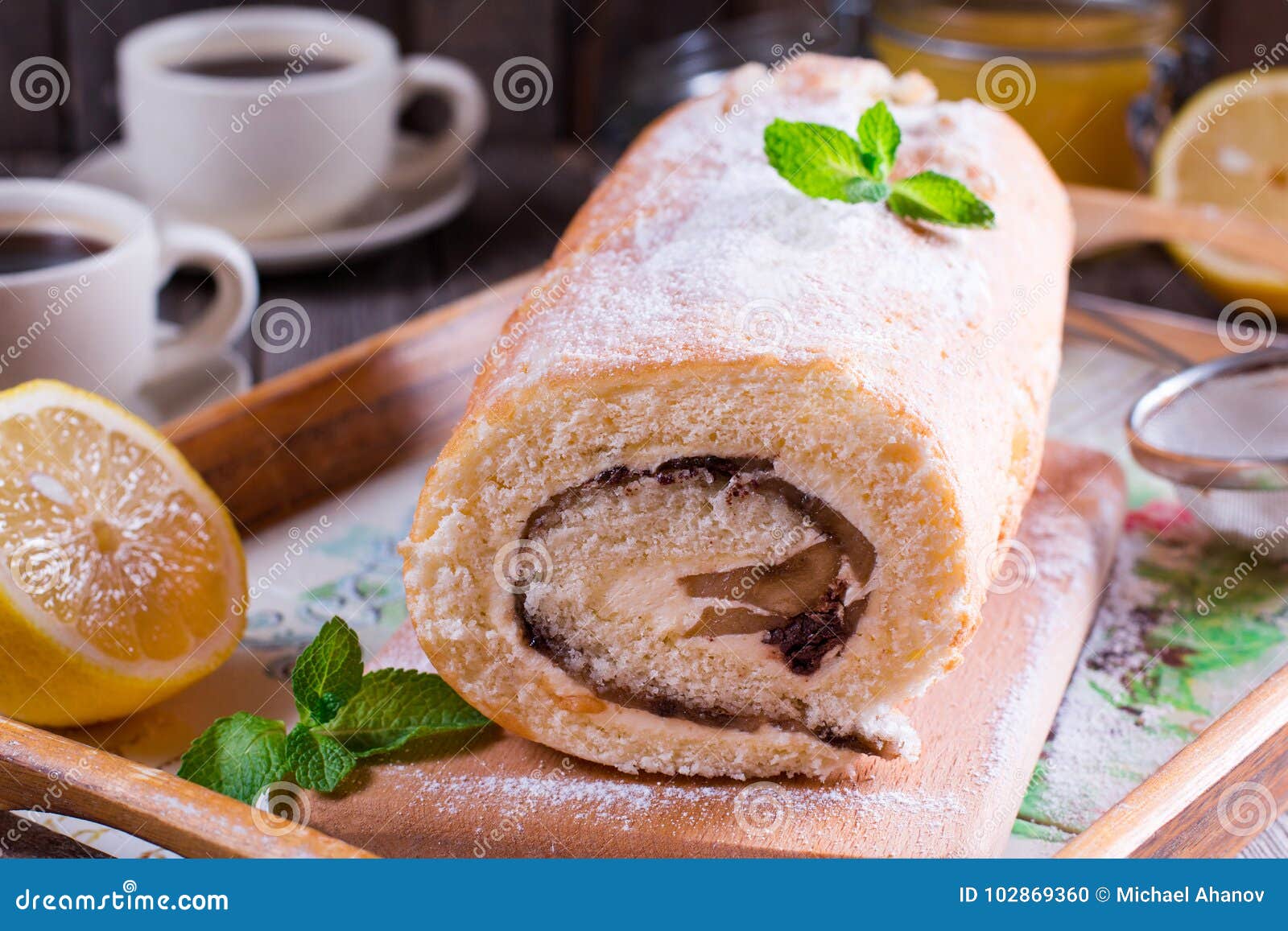 Rollo Suizo Con El Queso Cremoso Foto de archivo - Imagen de postre ...