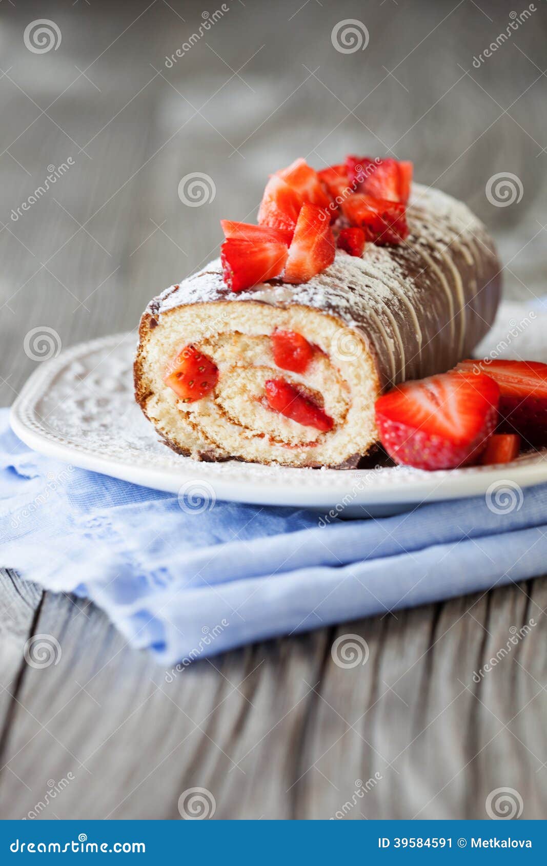 Rollo suizo de la fresa imagen de archivo. Imagen de fresa - 39584591