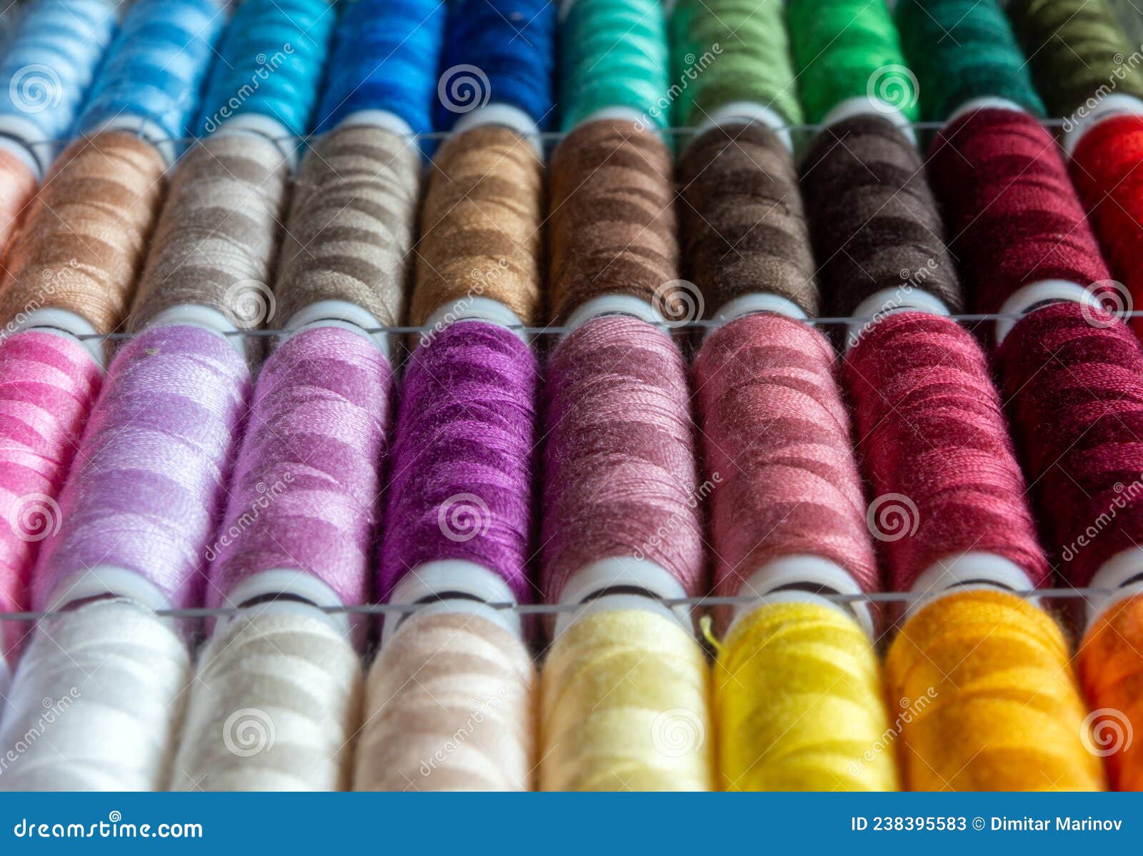 Rollos de hilo de coser imagen de archivo. Imagen de hilo - 238395583