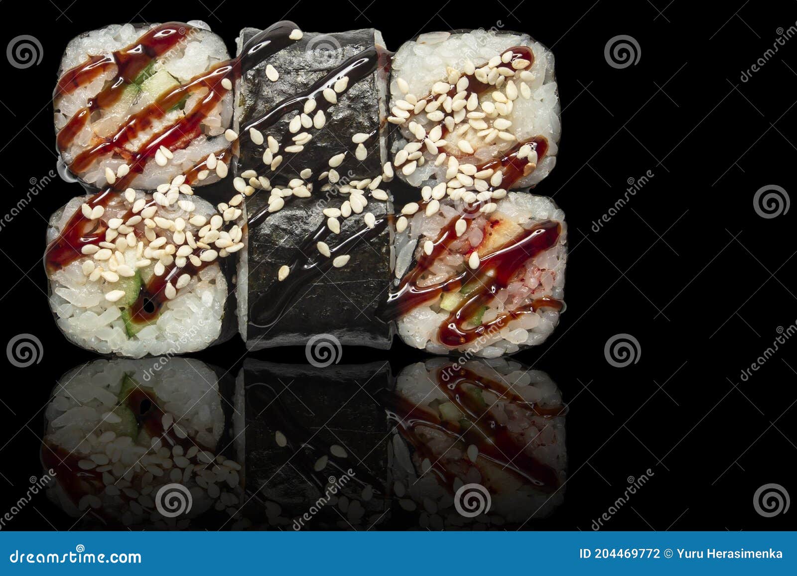 Rollos De Mariscos Fondo Negro Aislado. Foto de archivo - Imagen de ...