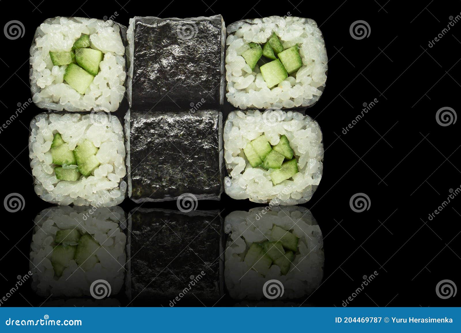 Rollos De Mariscos Fondo Negro Aislado. Imagen de archivo - Imagen de ...