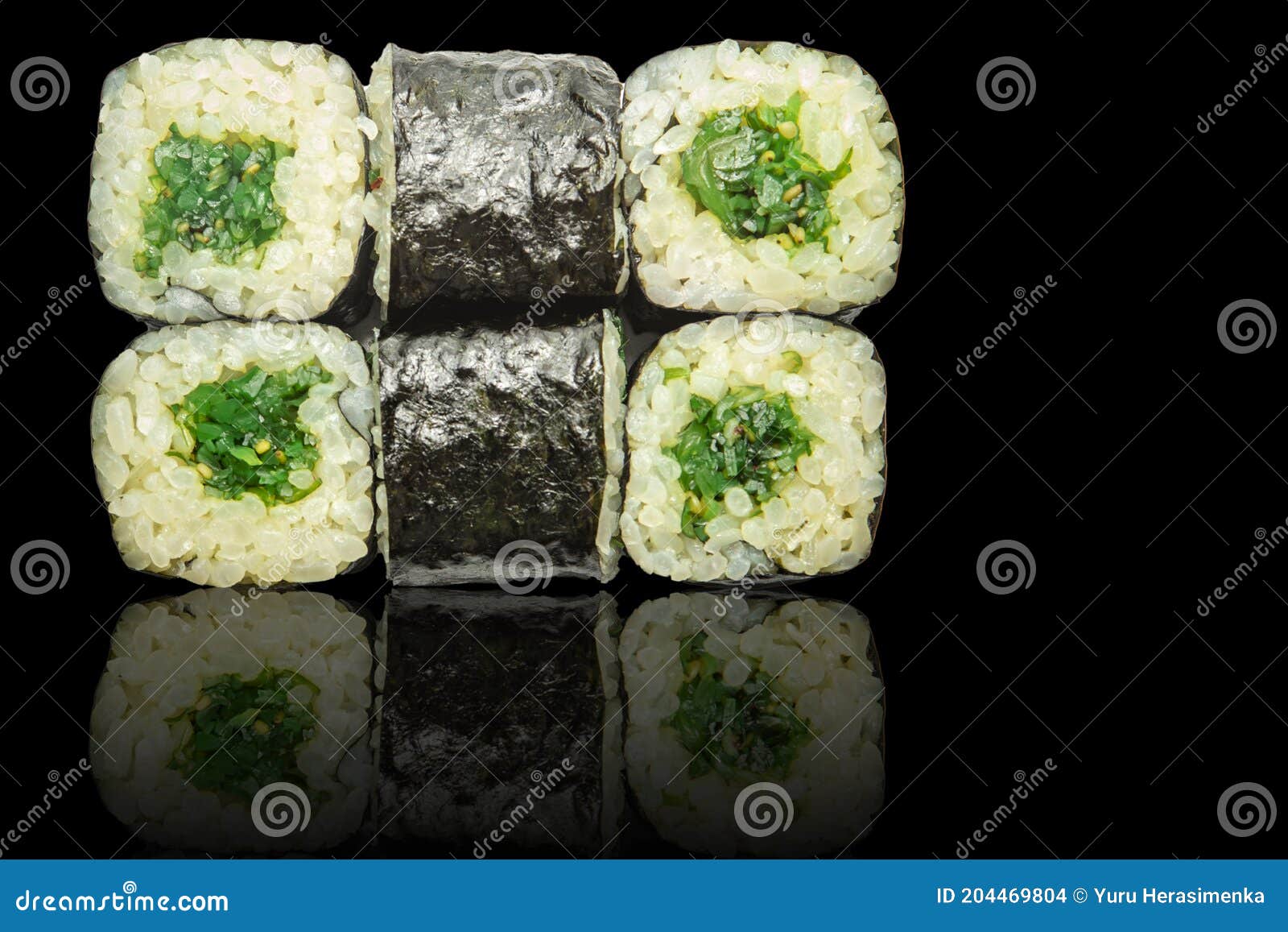 Rollos De Mariscos Fondo Negro Aislado. Foto de archivo - Imagen de ...