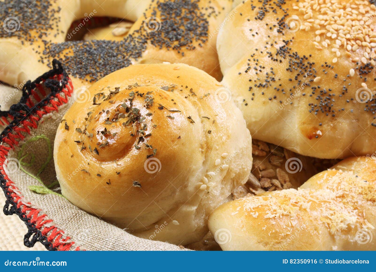 Rollos de pan foto de archivo. Imagen de corteza, bollos - 82350916