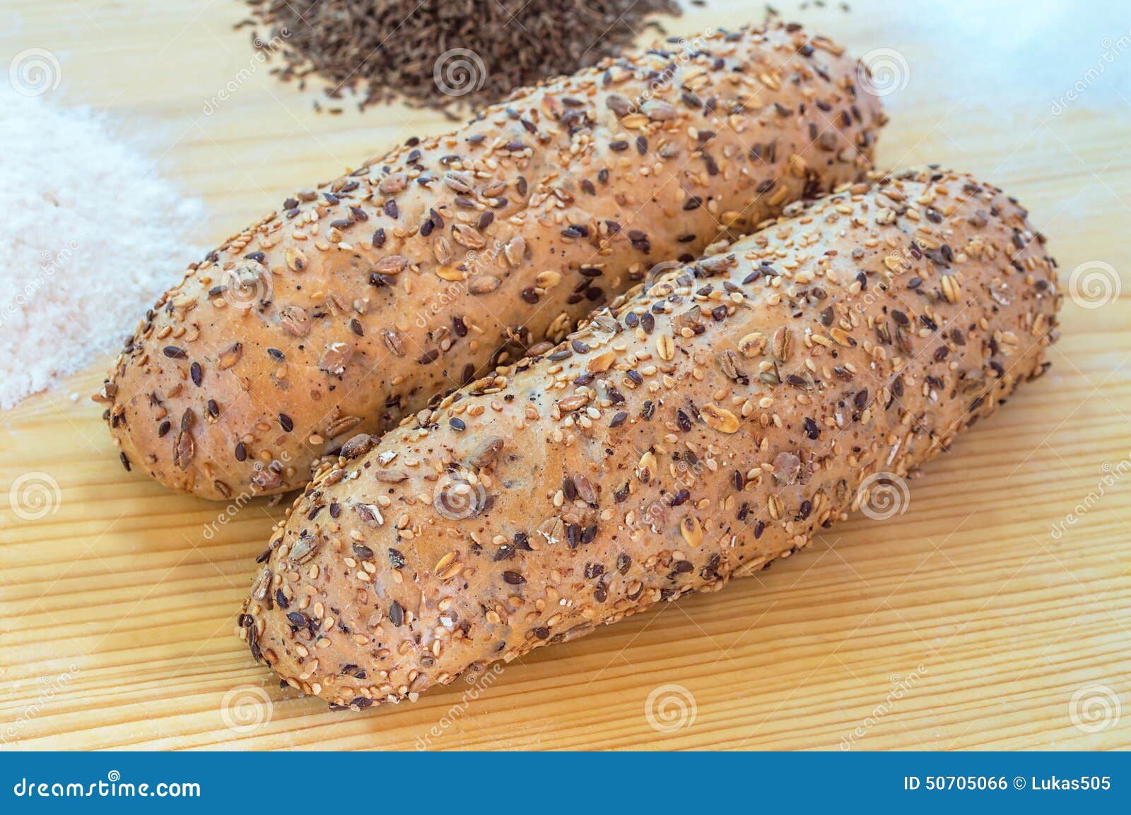 Rollos De Pan Con Los Diversos Granos Foto de archivo - Imagen de ...