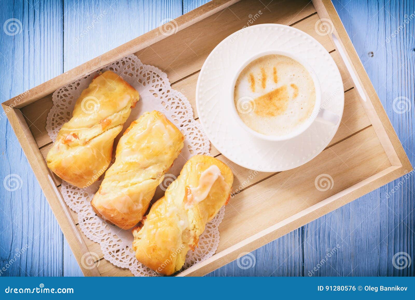 Rollos De Pan Dulces Hechos En Casa Rellenos Con Queso Foto de archivo ...