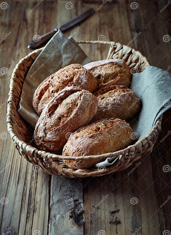 Rollos De Pan Integral En Una Cesta Imagen de archivo - Imagen de ...
