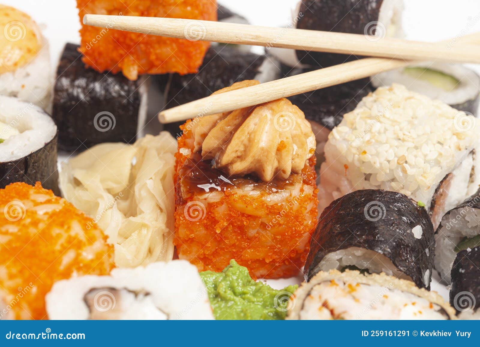 Rollos De Sushi Japonesa Aislados En Blanco Imagen de archivo - Imagen ...