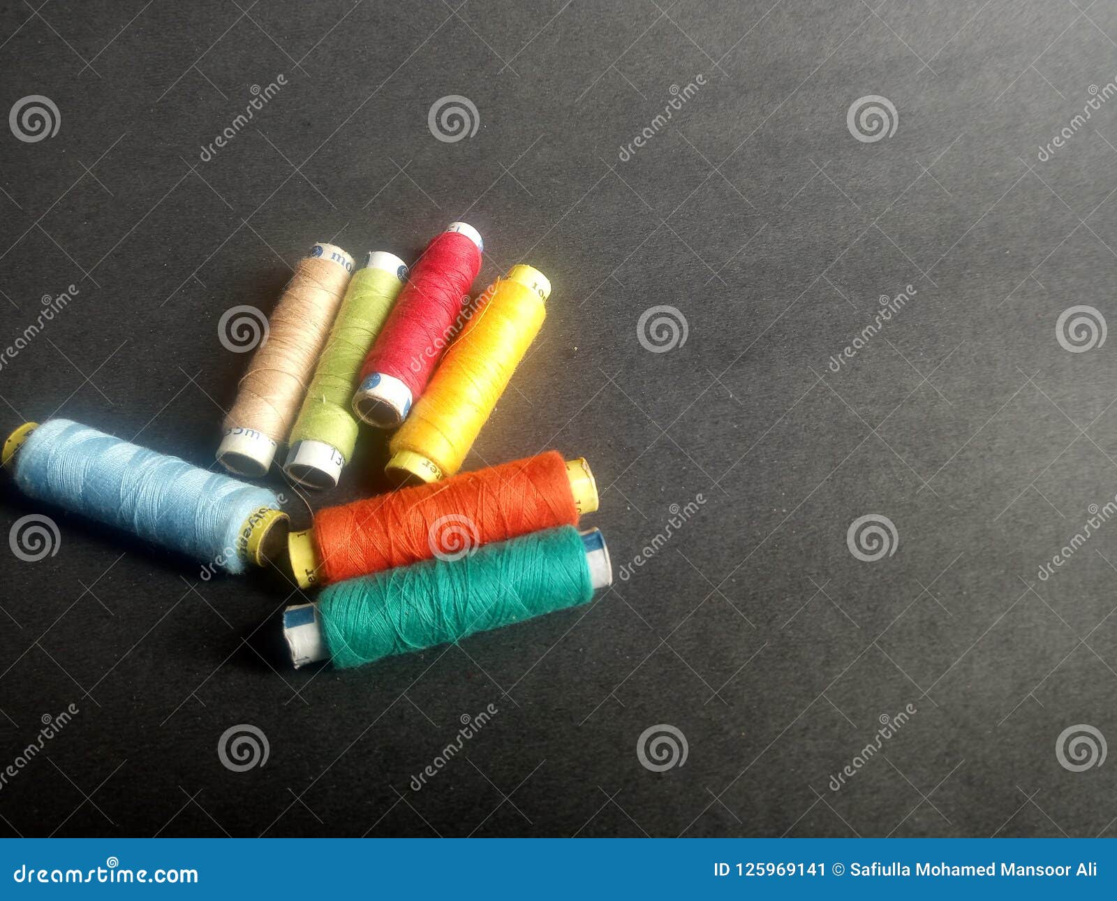 Rollos Del Color De Los Hilos Imagen de archivo - Imagen de rodillos ...