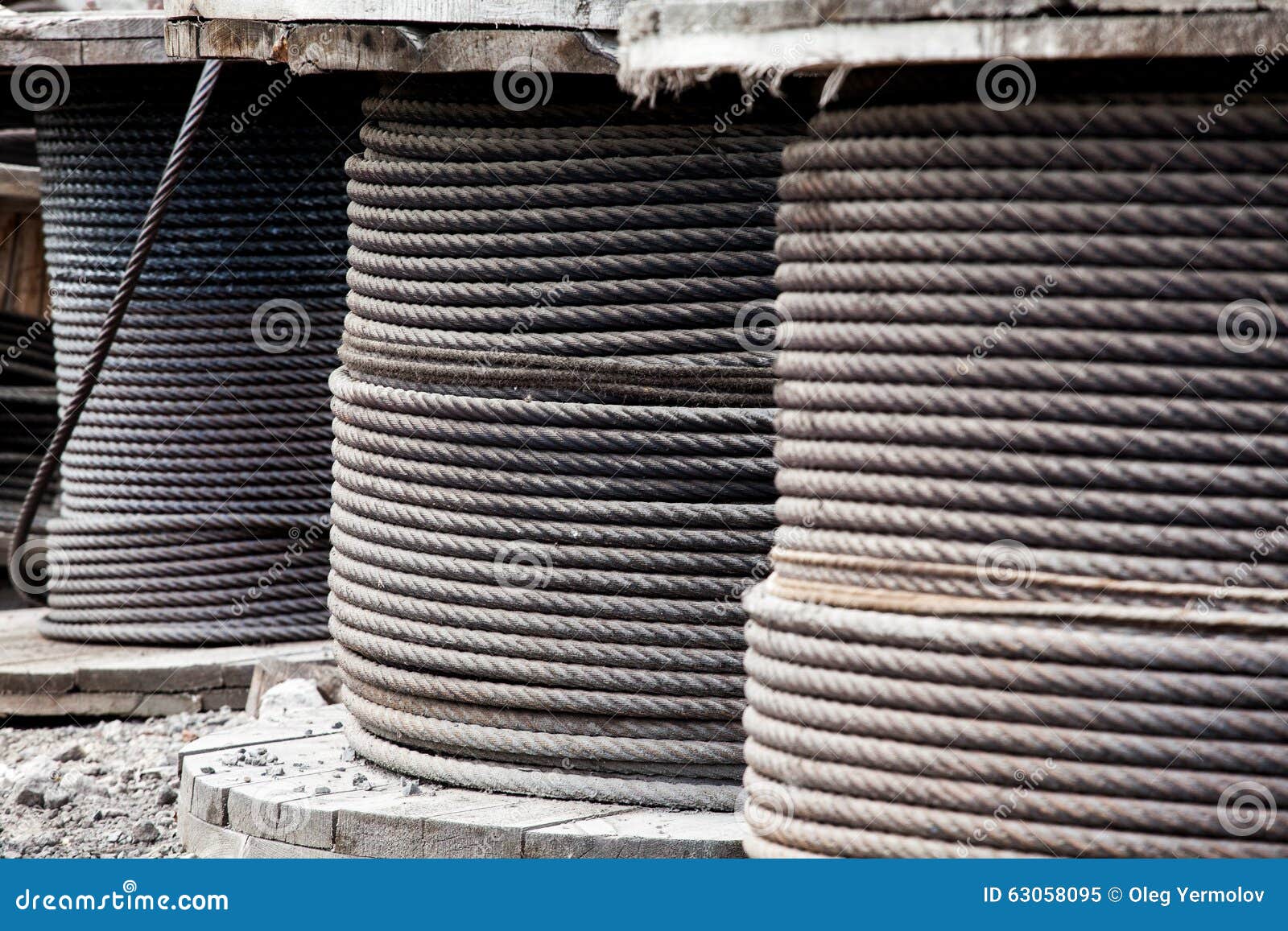 Rollos Grandes De Los Cables De Acero Imagen de archivo - Imagen de ...