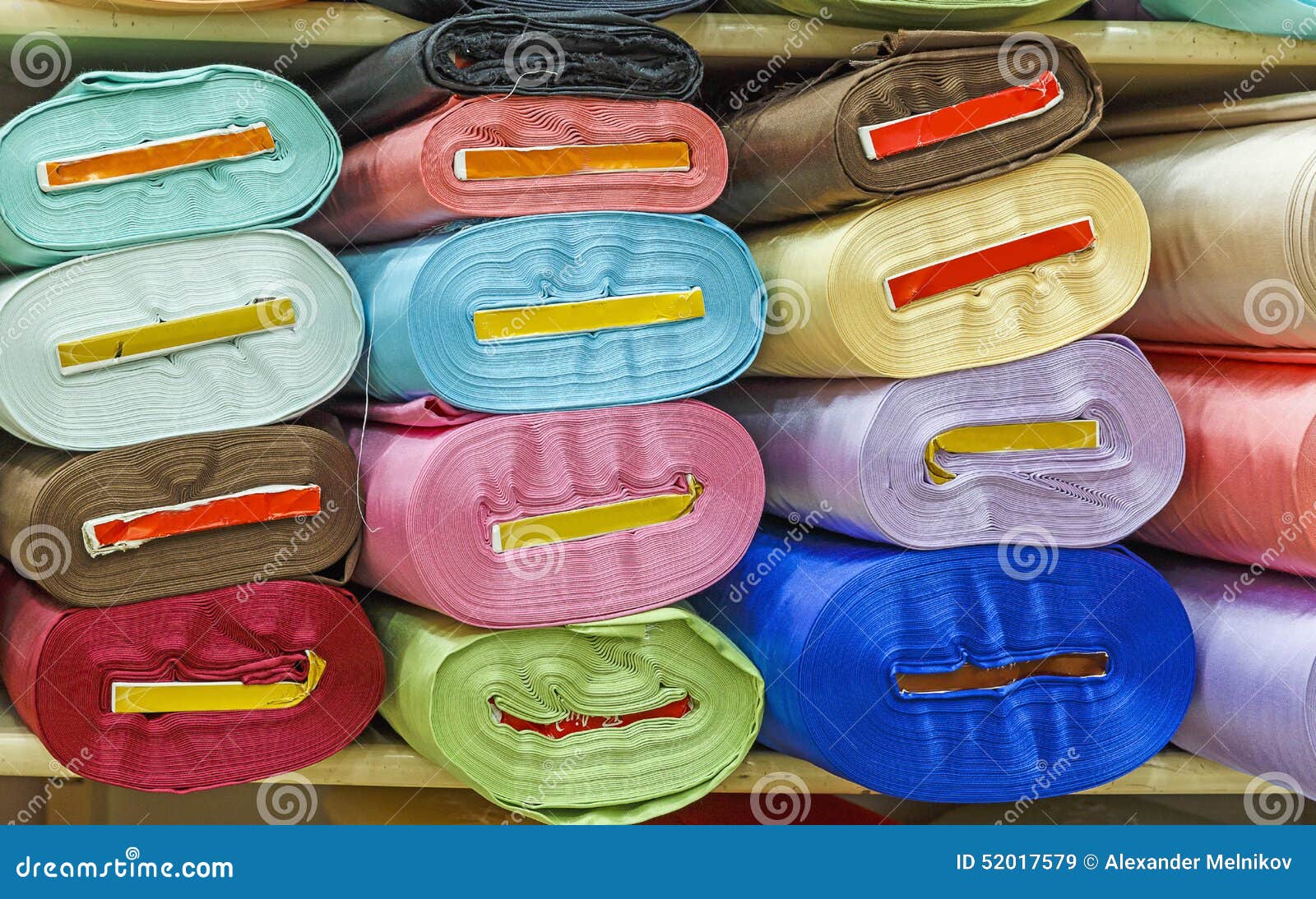 Rolls de telas coloreadas imagen de archivo. Imagen de minorista - 52017579