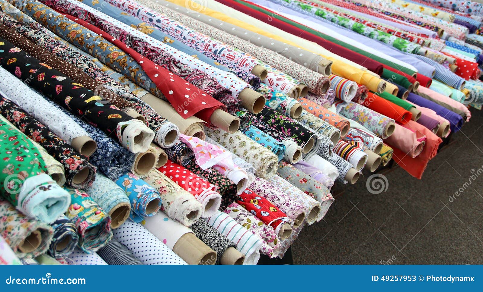 Rolls Do Material Da Tela No Mercado Imagem de Stock - Imagem de telas ...