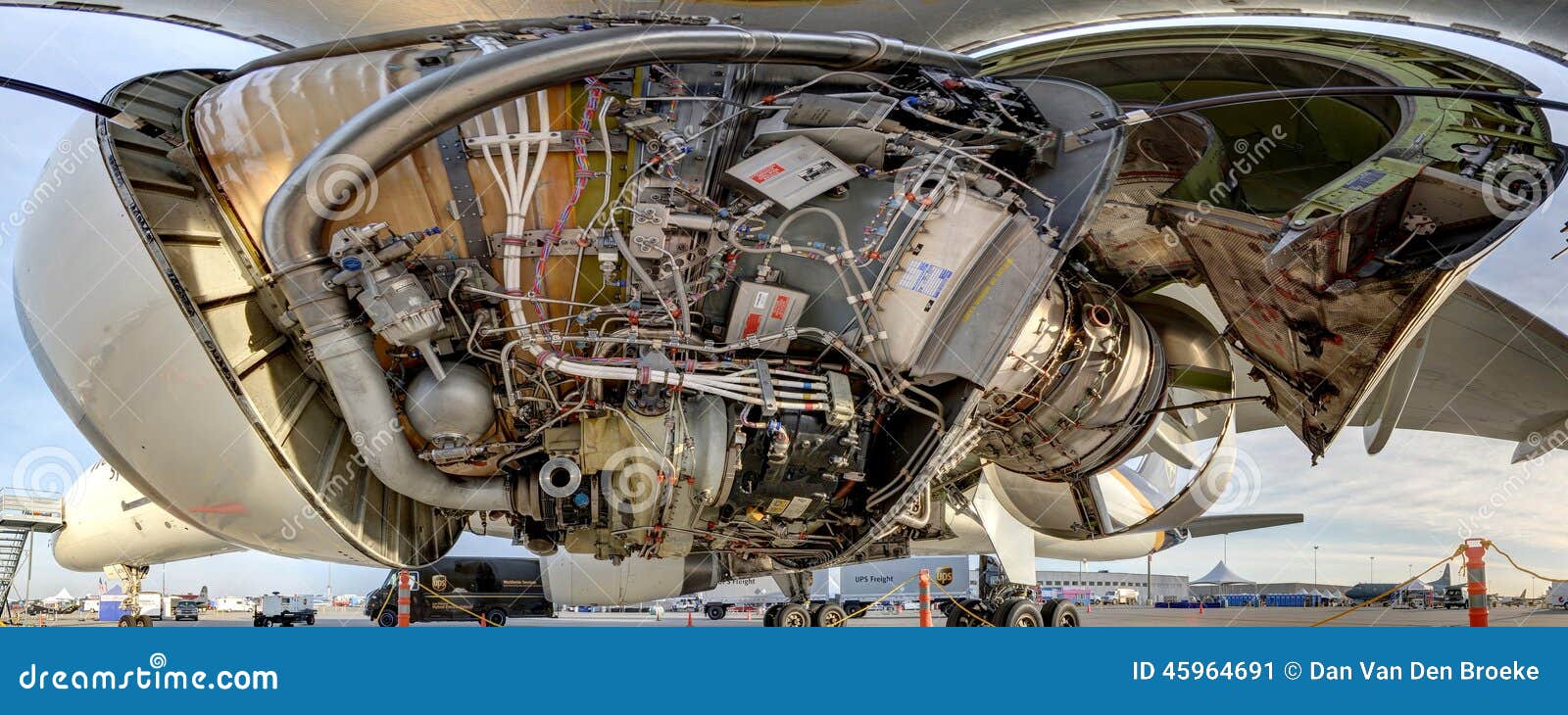 Rolls Royce RB211-535E4 Silnik Zdjęcie Editorial - Obraz złożonej z ...