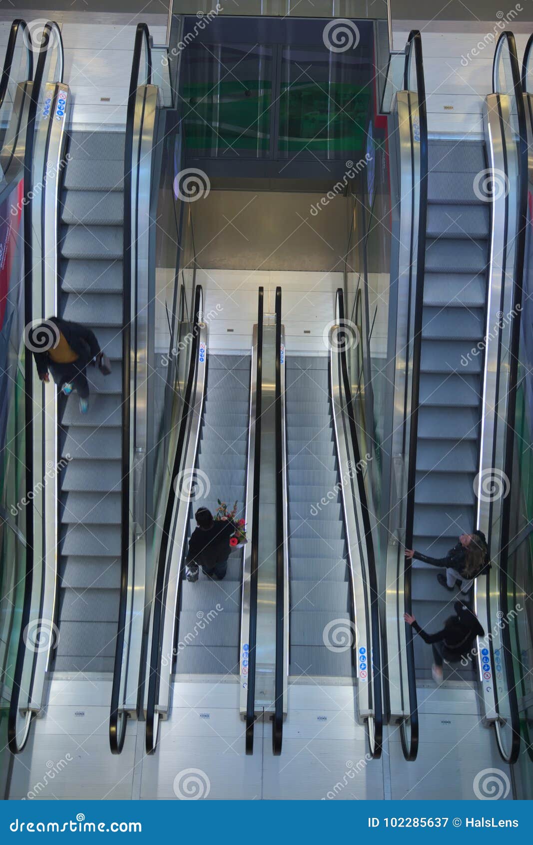 Rolltreppe redaktionelles stockfotografie. Bild von element - 102285637
