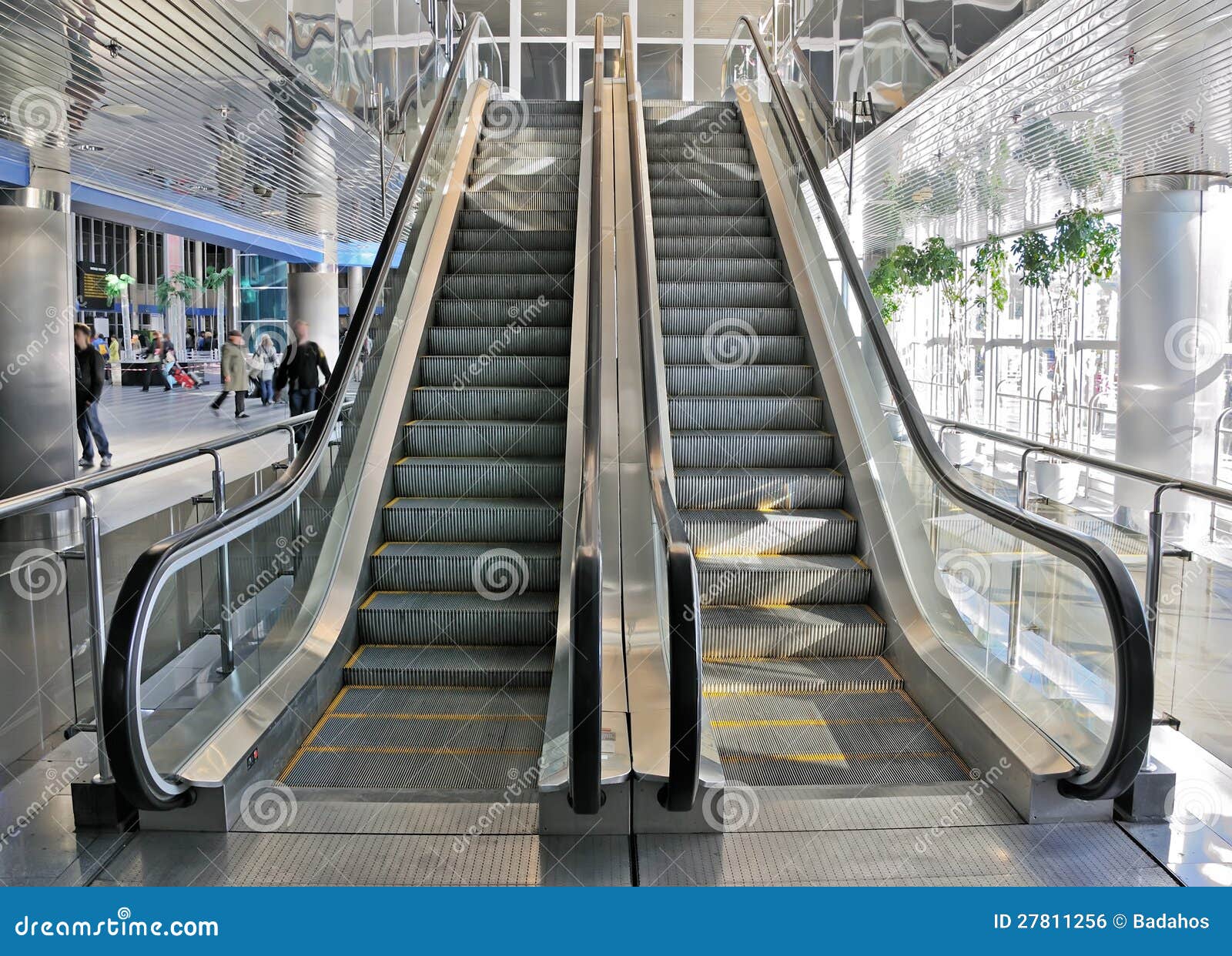 Rolltreppe stockfoto. Bild von betriebsart, absteigt - 27811256