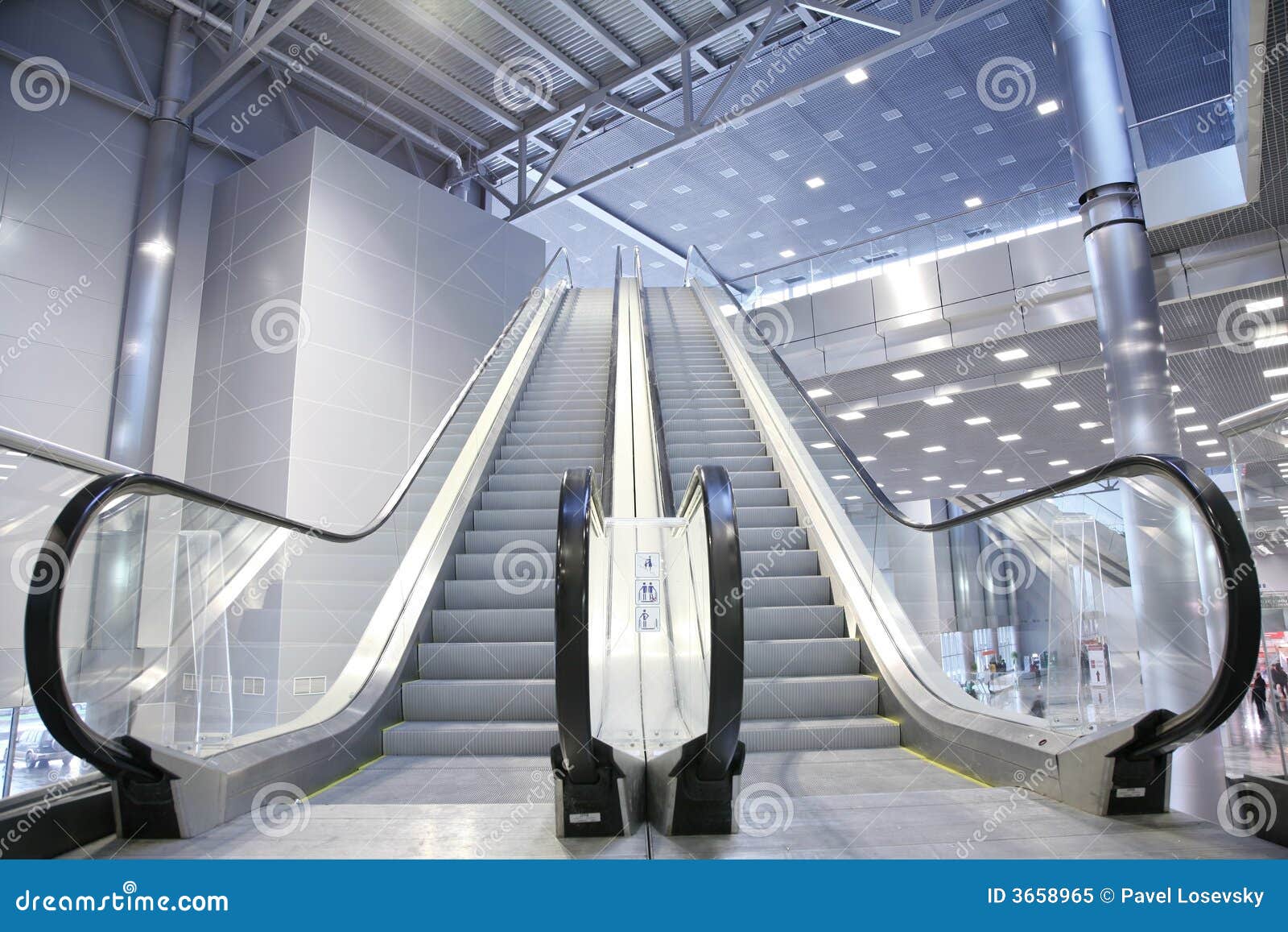 Rolltreppe stockbild. Bild von architektur, ausstellung - 3658965