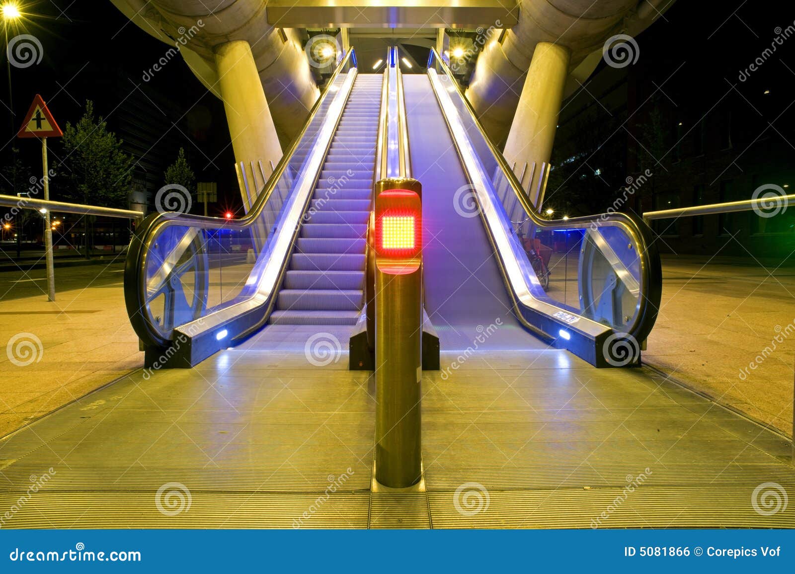 Rolltreppe stockfoto. Bild von transport, treppenhaus - 5081866
