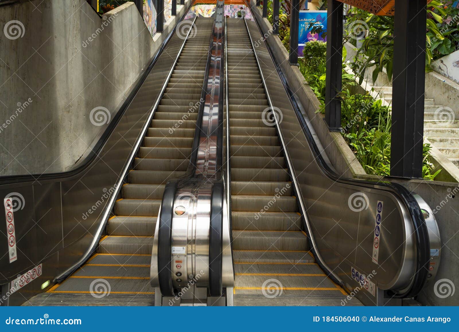 Rolltreppe Der Touristischen Zone Der Gemeinde 13 Aus Medellin ...