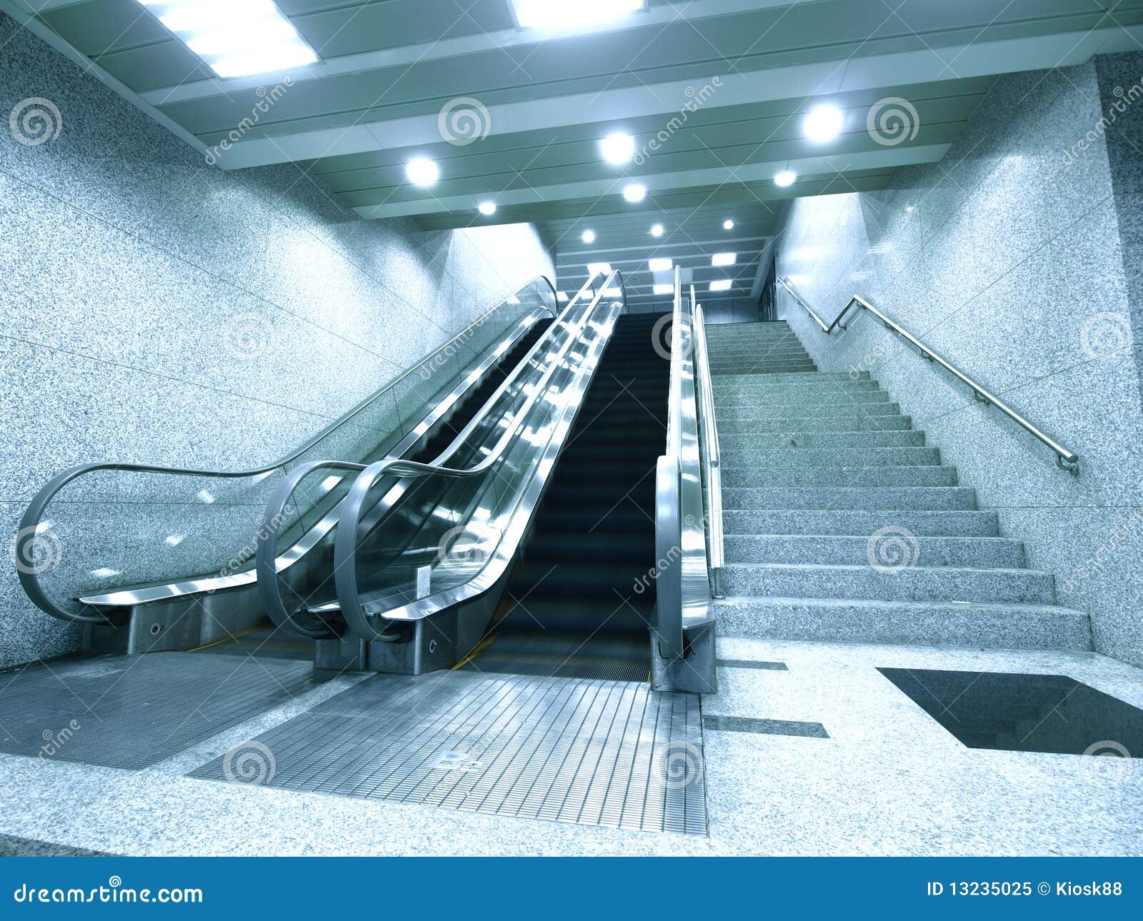 Rolltreppe und Treppe stockbild. Bild von haube, eingeben - 13235025