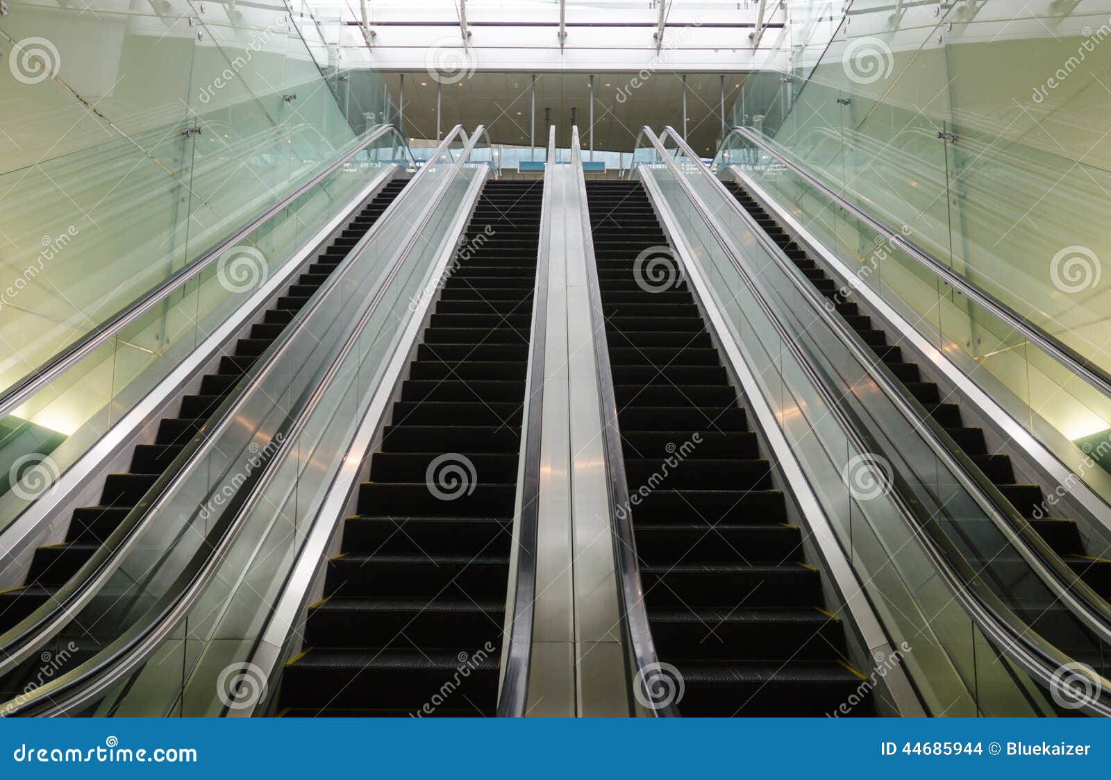 Rolltreppen stockfoto. Bild von bewegung, methode, rolltreppe - 44685944