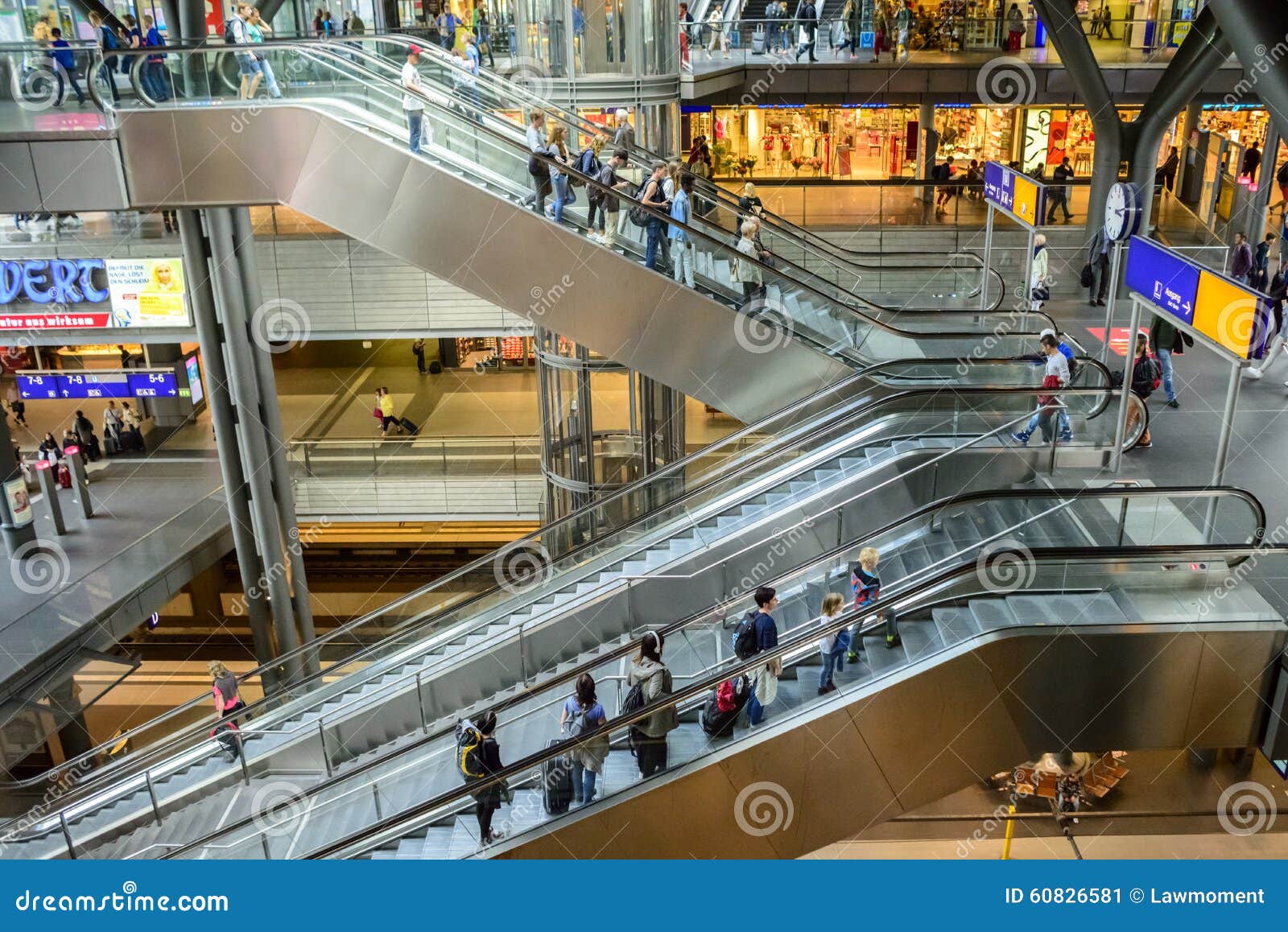 Rolltreppen Bei Berlin Central Station Redaktionelles Foto - Bild von ...